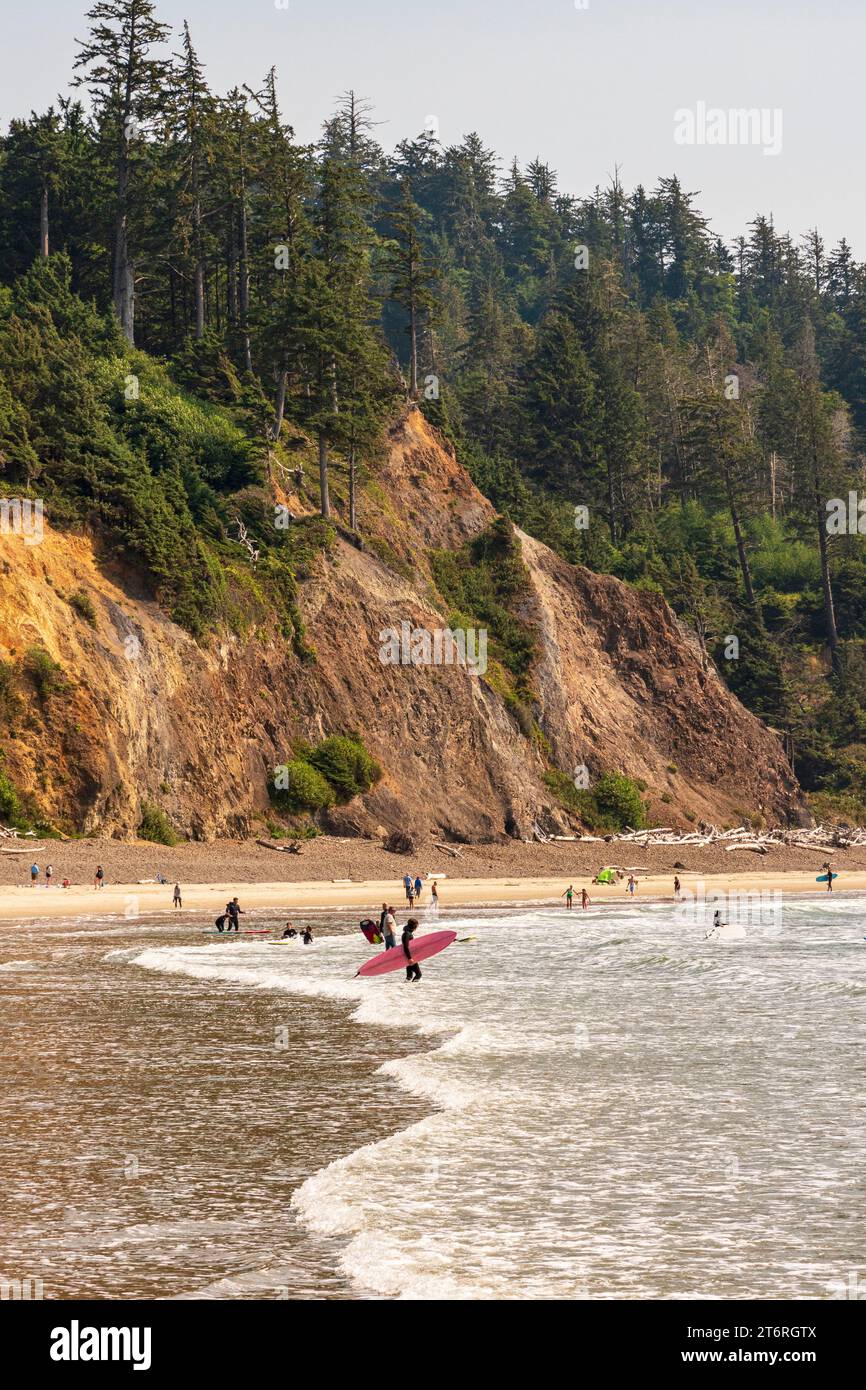 Porte la planche de surf rose Banque de photographies et d’images à ...