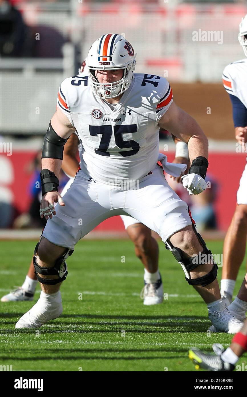 11 novembre 2023 : le centre Auburn Connor Lew #75 s'installe le long ...