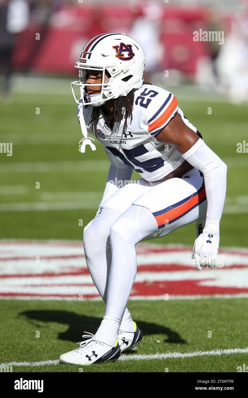 11 novembre 2023 : champ Anthony #25 Tigers Defensive back pedle out de ...