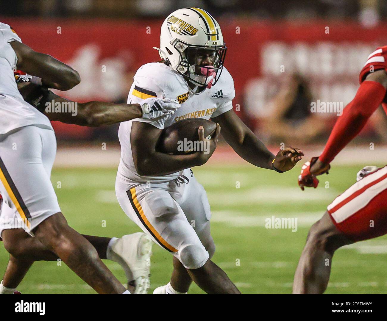 9 novembre 2023 : Southern Miss 'Frank Gore Jr. (3) court avec le ...