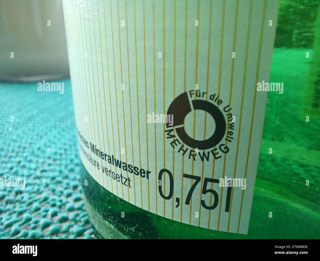 Caractéristique / symbole : PfandFlasche 08/23 THG Eine Mineralwasser ...