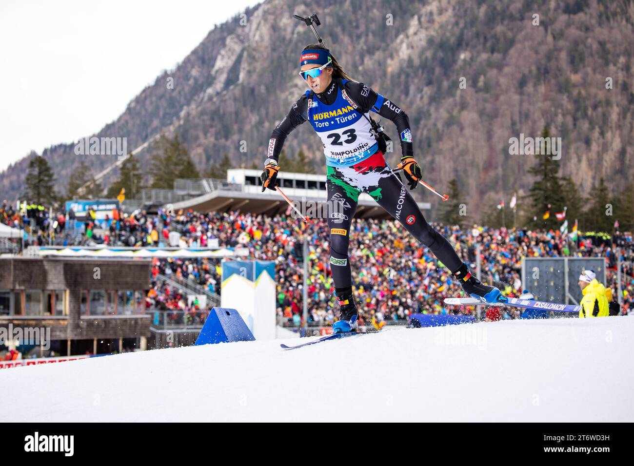 12 janvier 2023, Bavière, Ruhpolding : Lisa Vittozzi (Italie) dans le ...