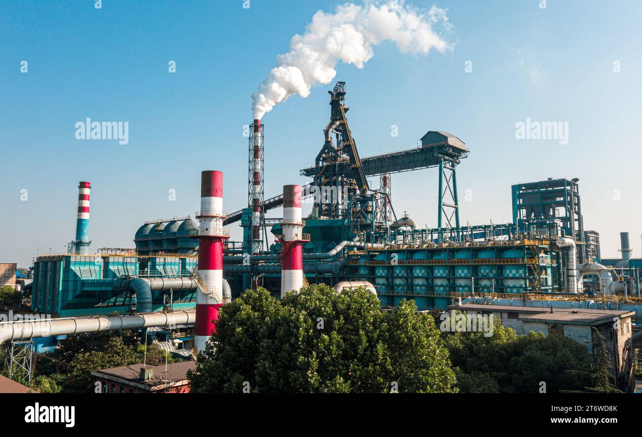 Cette image montre un certain nombre d'usines industrielles avec des ...