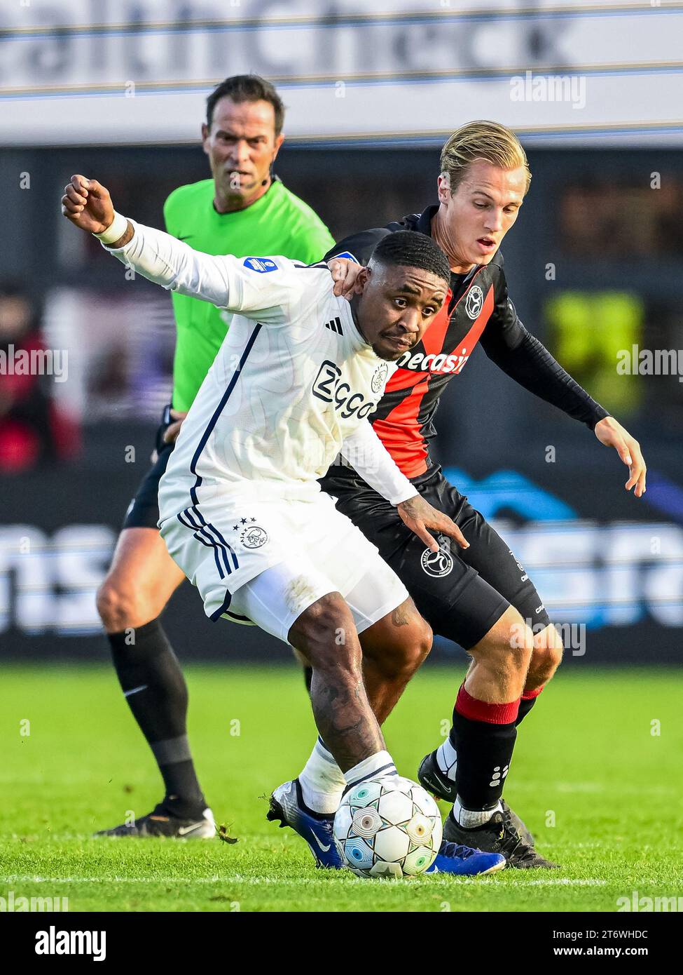 ALMERE - (de gauche à droite) Steven Bergwijn d'Ajax, Joey Jacobs d'Almere City FC lors du match ...