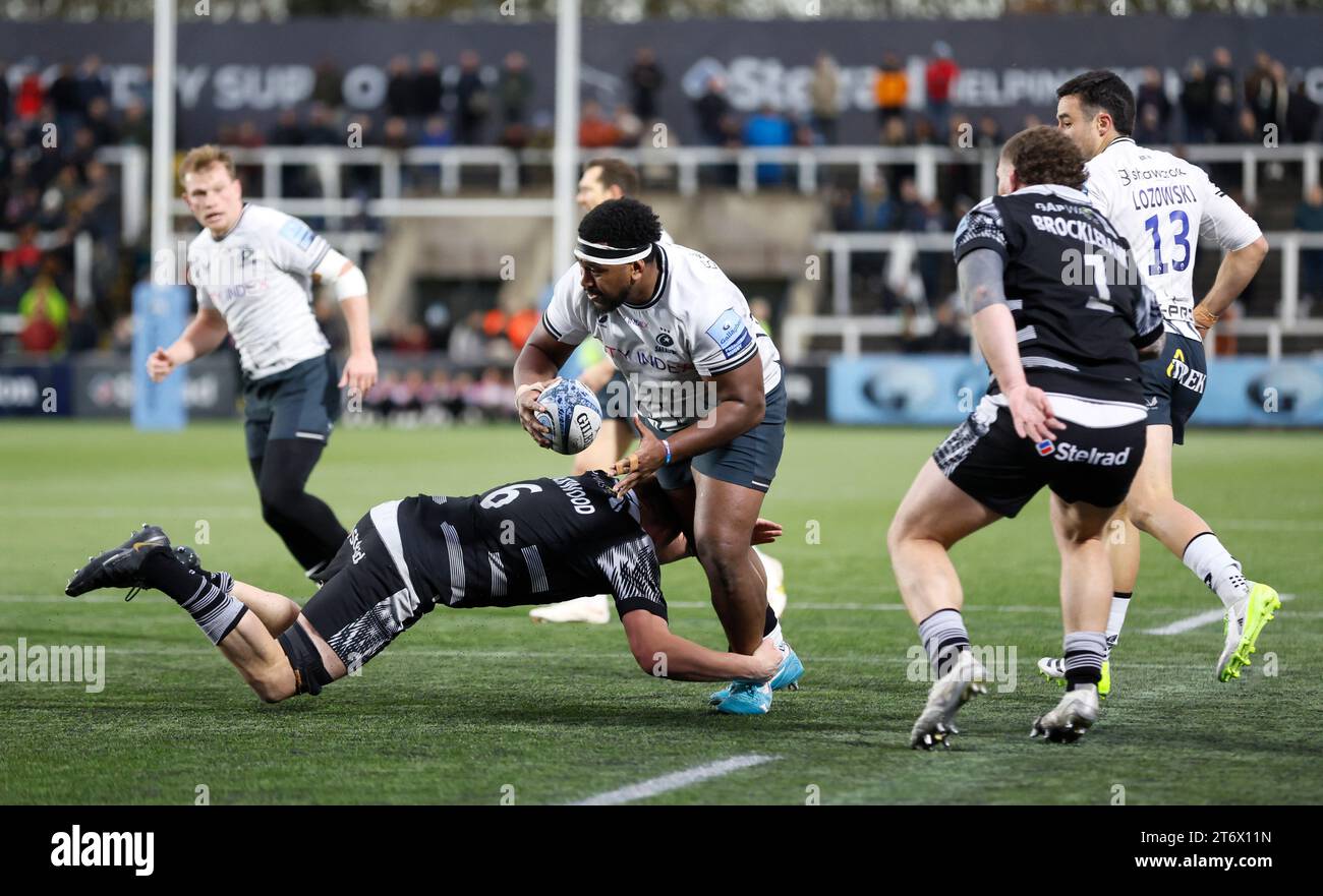 Eroni Mawi des Saracens est attaqué par Freddie Lockwood des Newcastle ...