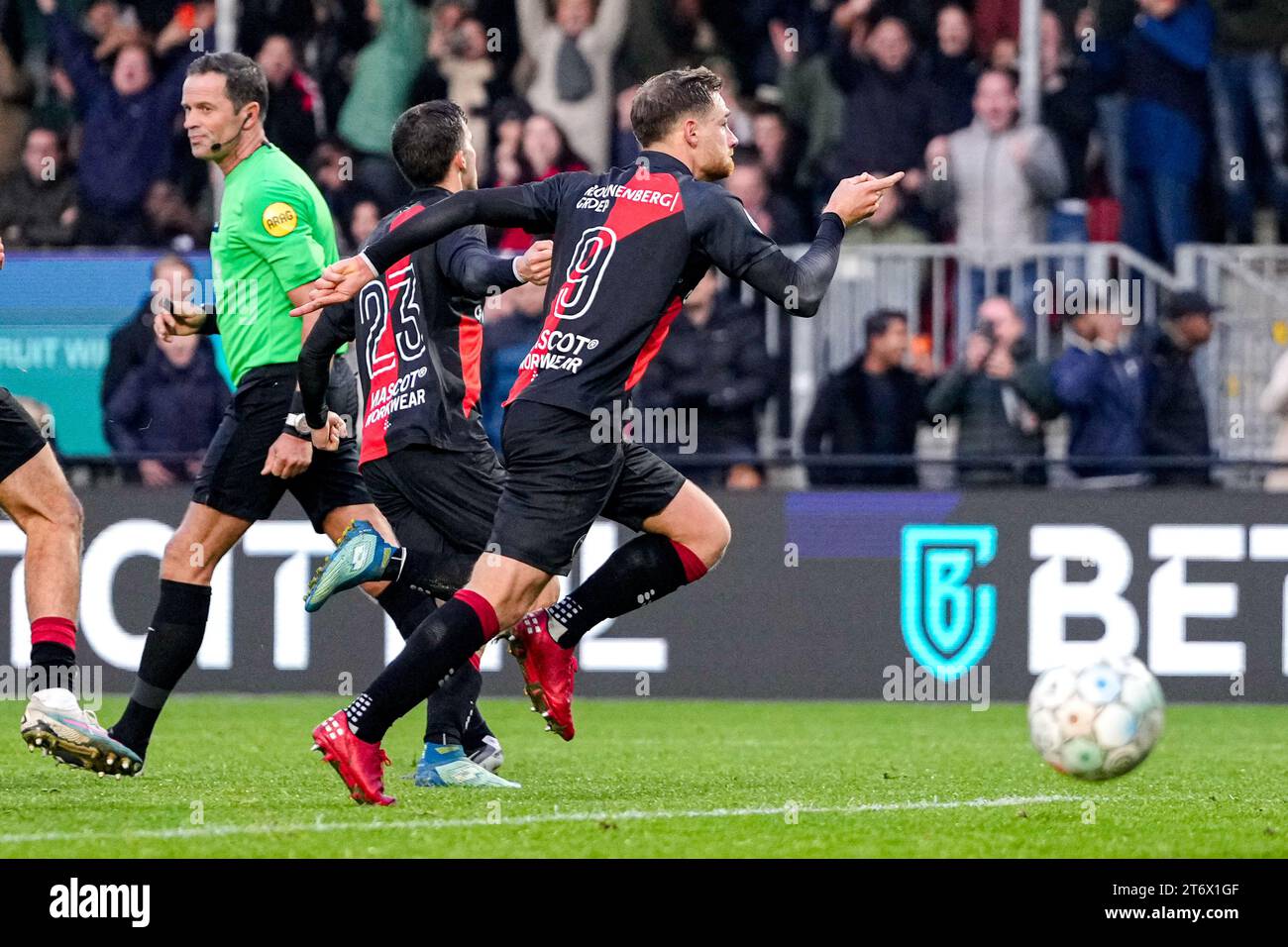 ALMERE, PAYS-BAS - 12 NOVEMBRE : Thomas robinet de l'Almere City FC ...