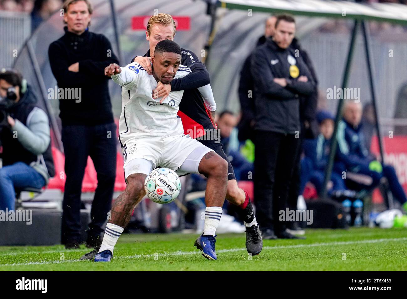 ALMERE, PAYS-BAS - NOVEMBRE 12 : Joey Jacobs d'Almere City FC affronte Steven Bergwijn d'AFC ...