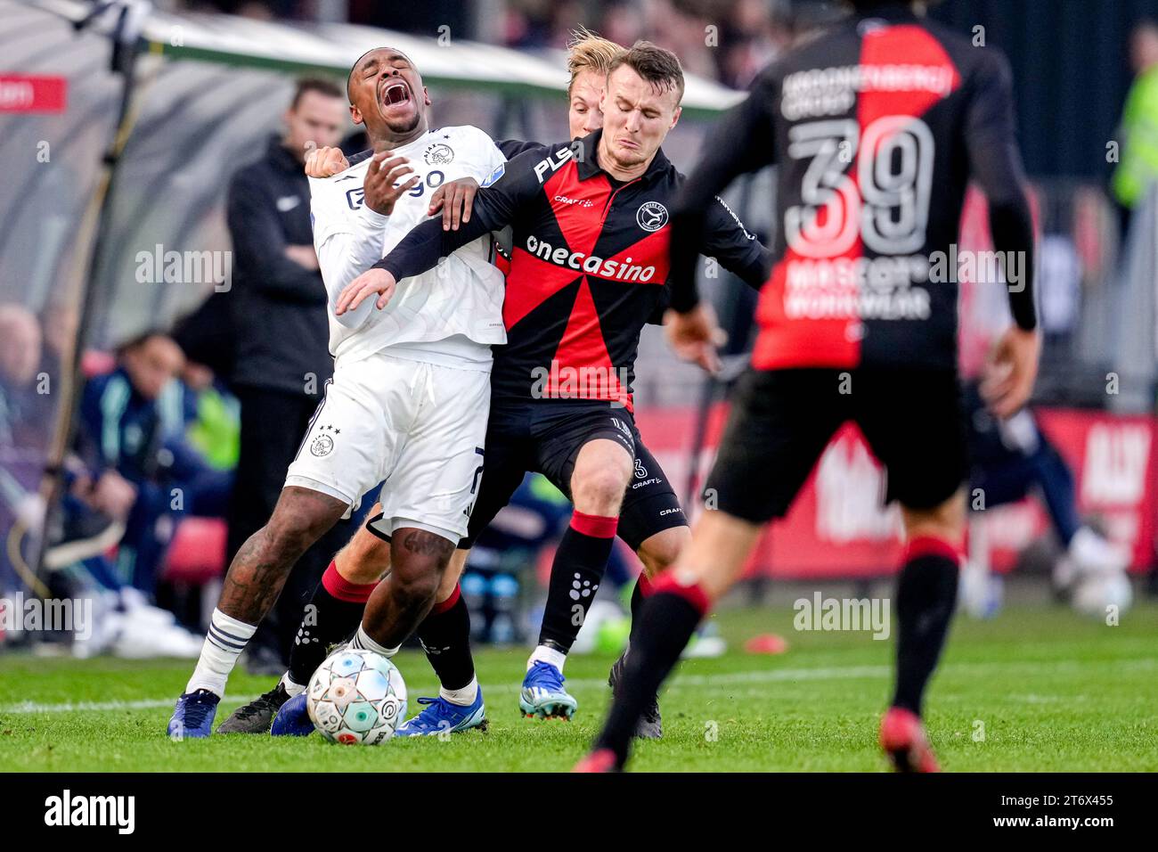 ALMERE, PAYS-BAS - NOVEMBRE 12 : Joey Jacobs d'Almere City FC affronte Steven Bergwijn d'AFC ...