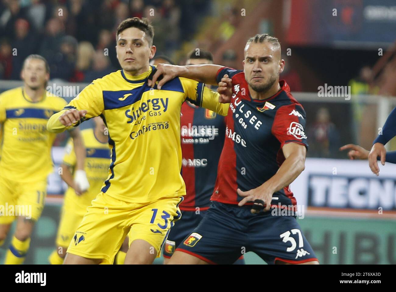 Juan Manuel Cruz de Hellas Verona FC concourt pour le ballon avec ...