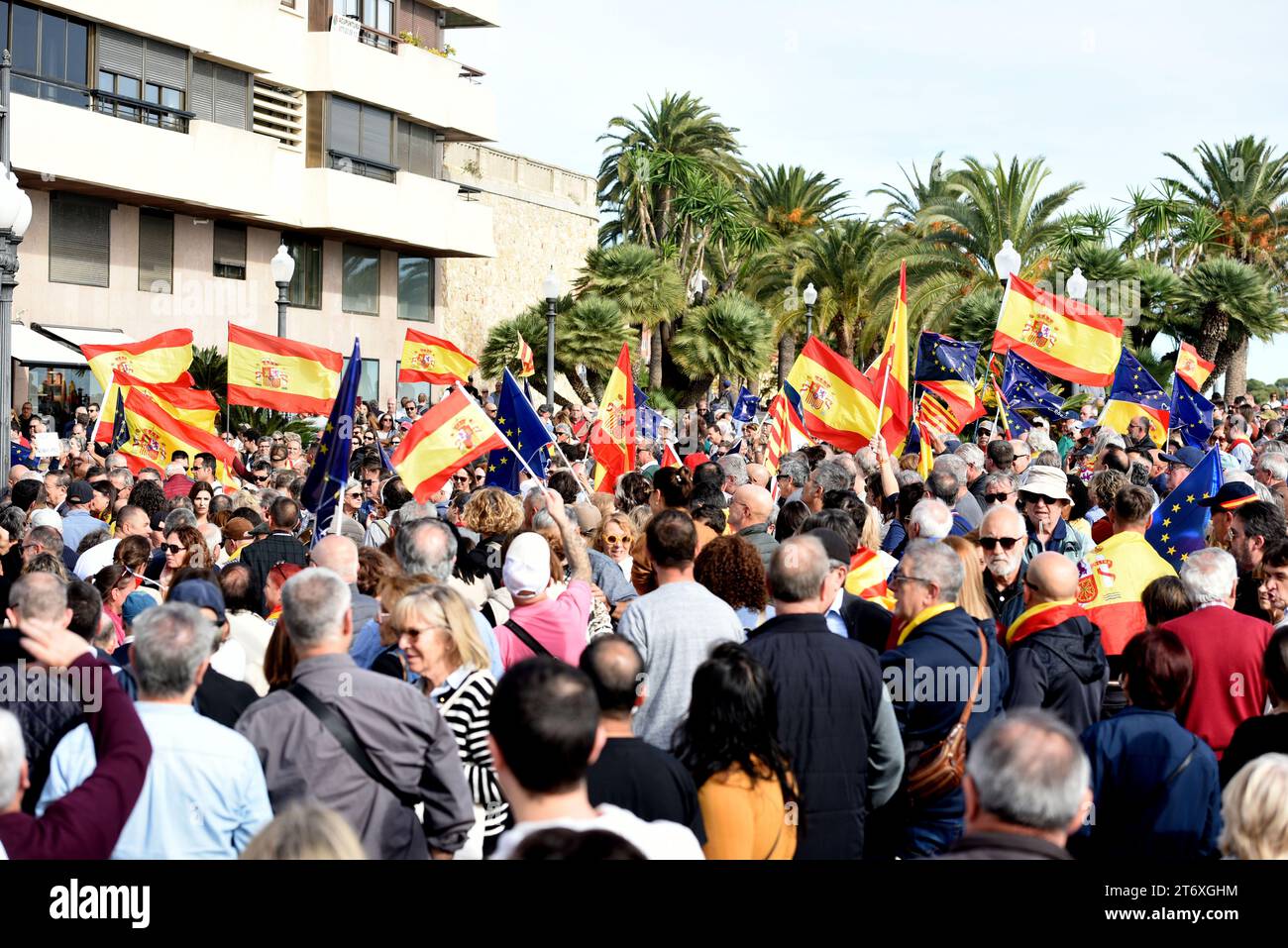 Tarragone, Espagne. 12 novembre 2023. Une foule de manifestants tient des drapeaux espagnols et ...