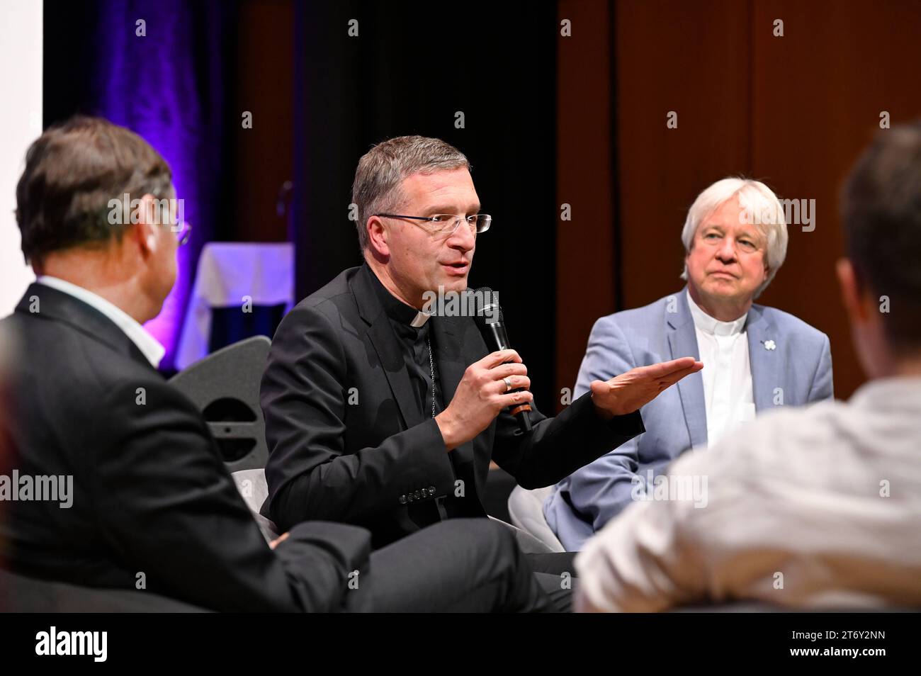 AM Sonntag 12.11.2023 chapeau à Ulm die Synode der Evangelischen Kirche ...