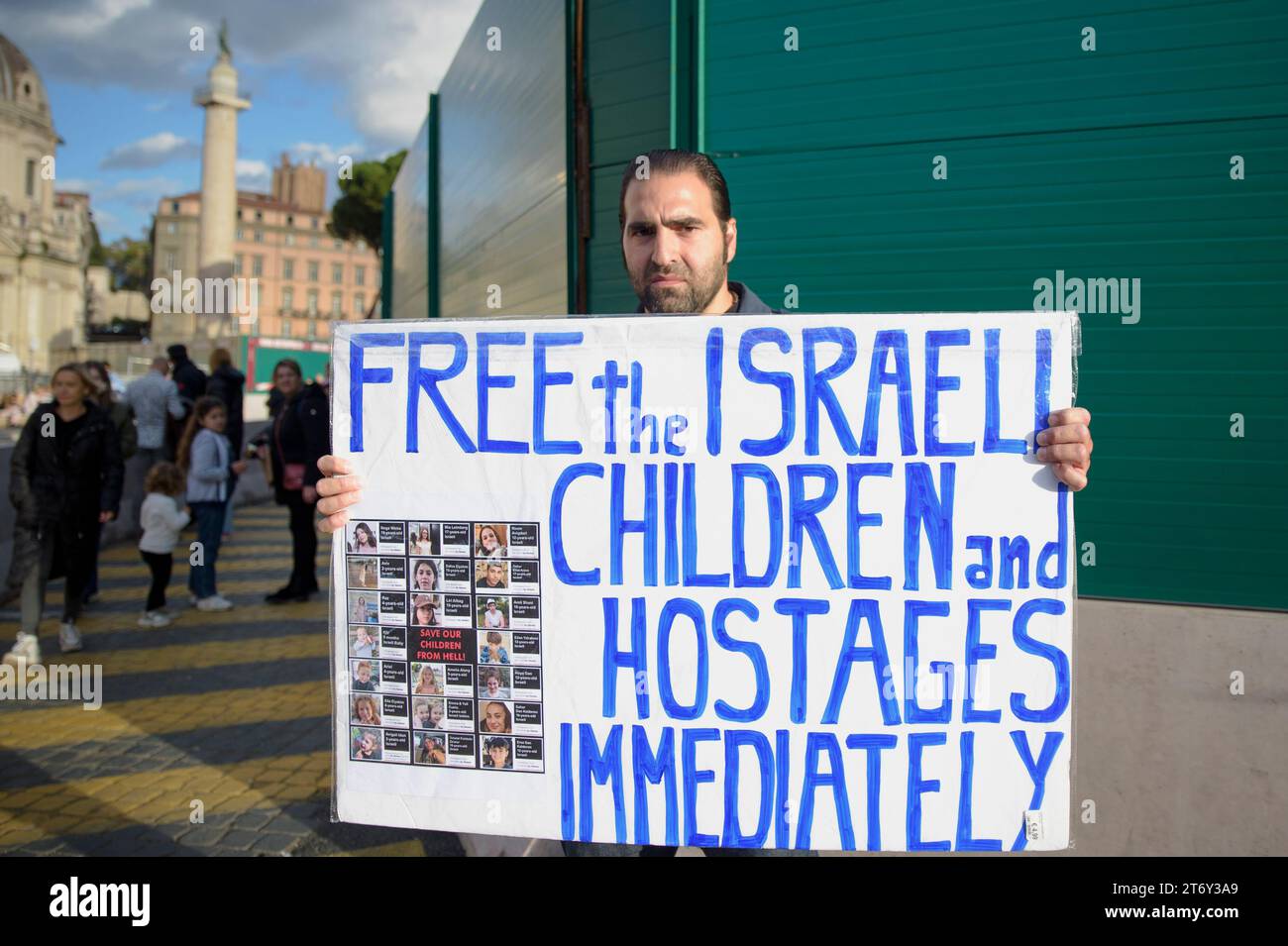 12 novembre 2023, Rome, Italie: un homme proteste avec une pancarte ...