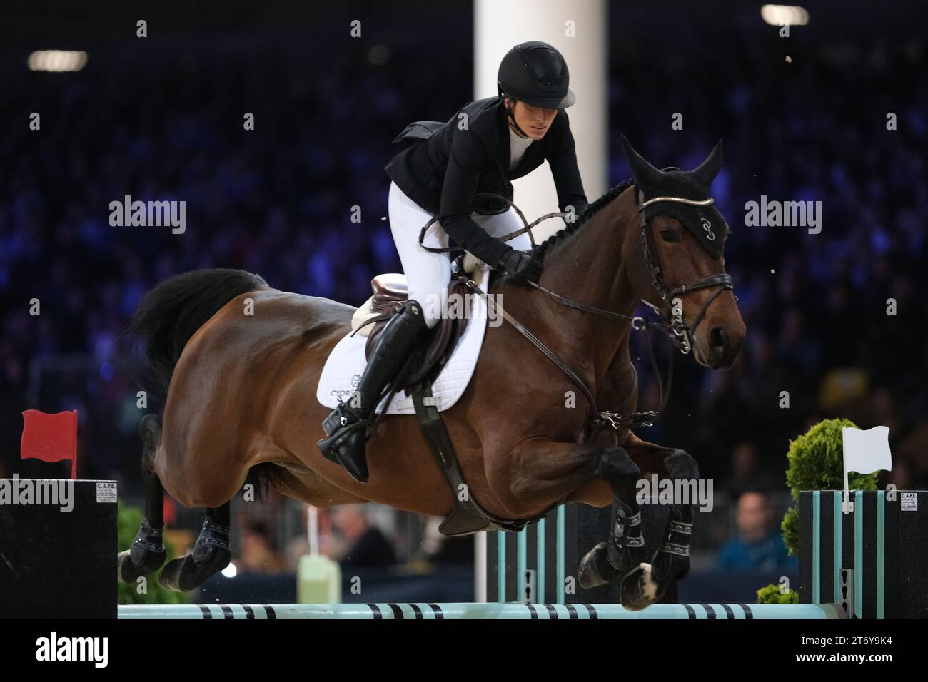 Janika Sprunger (SUI) ride Orelie en action lors de la compétition ...