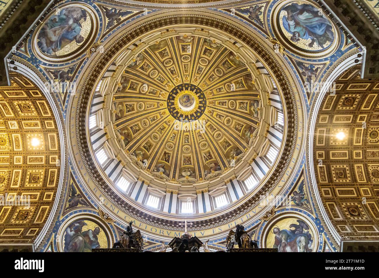 Inside view of the dome of st peters basilica Banque de photographies ...