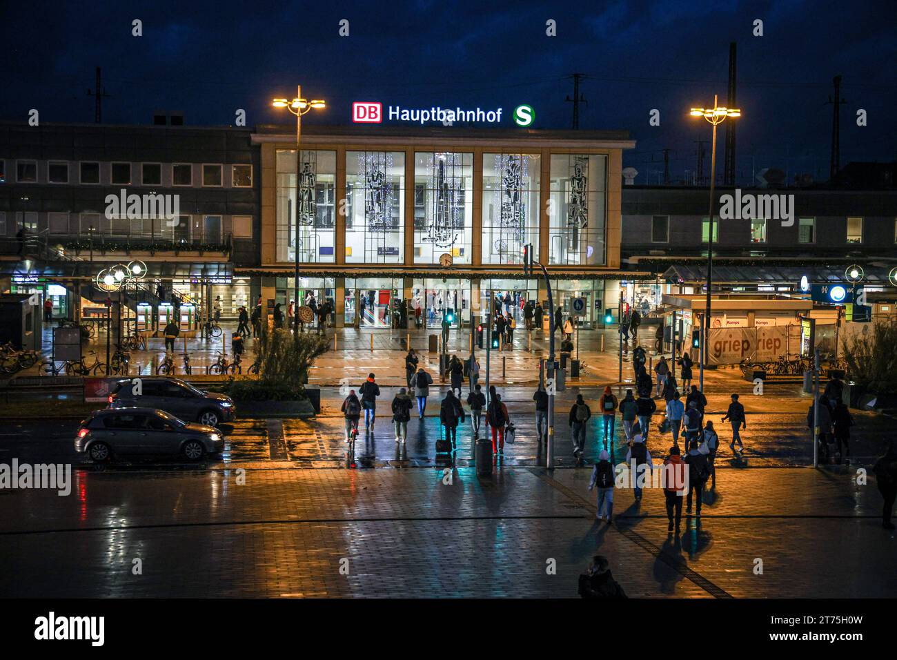 Dortmund hauptbahnhof la nuit Banque de photographies et d’images à ...