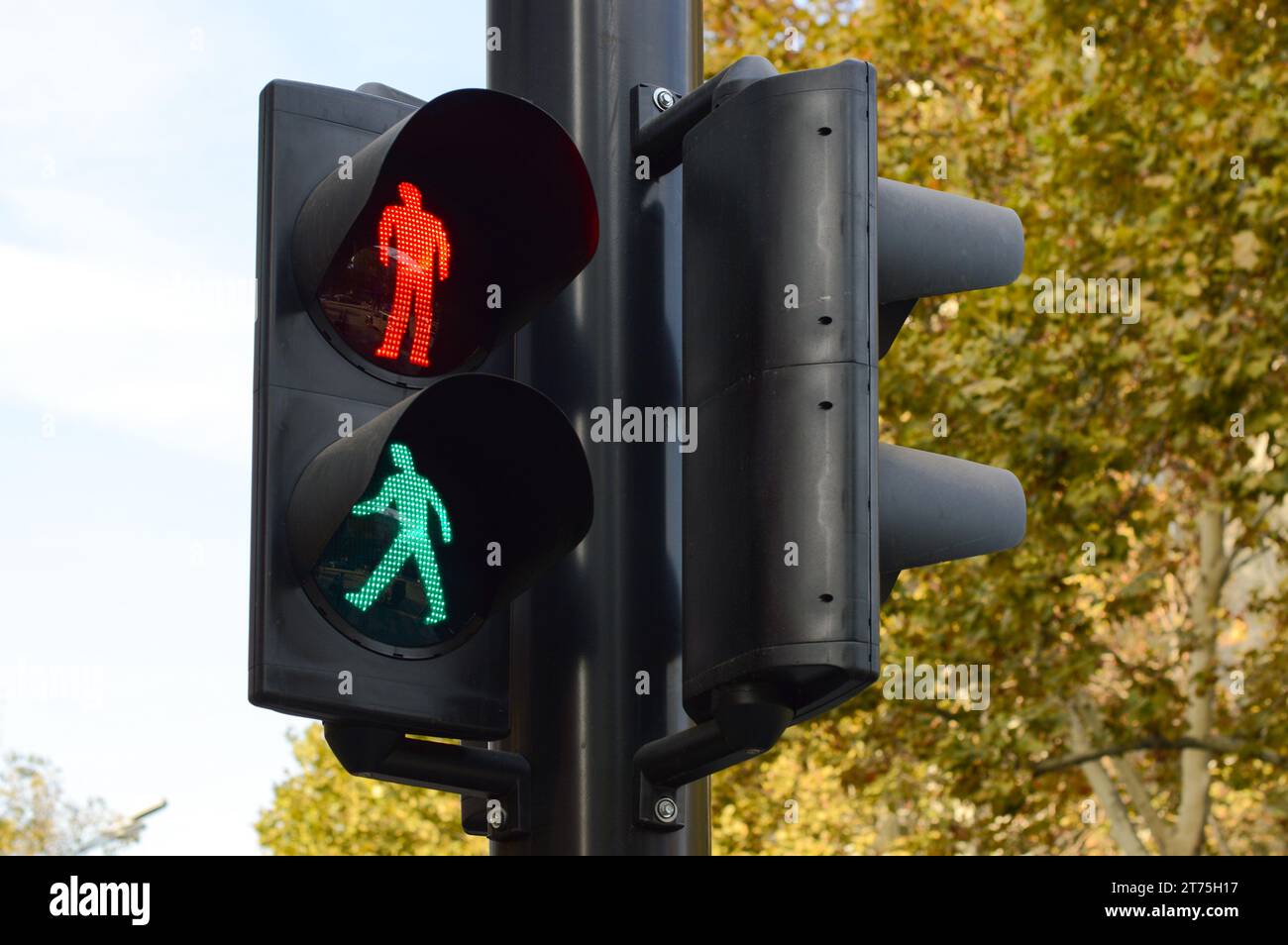 Feux de signalisation brisés, montrant simultanément des symboles de ...