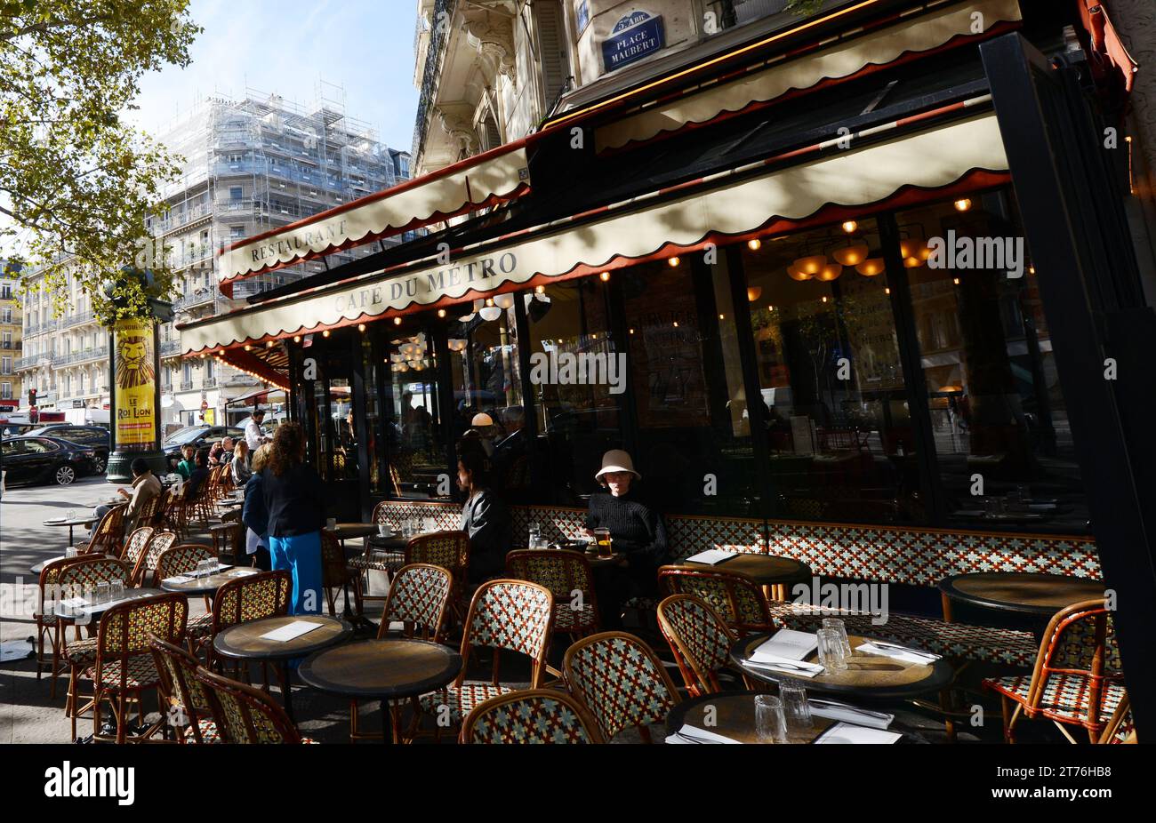 Le café du Métro de la place Maubert à Paris, France Photo Stock - Alamy