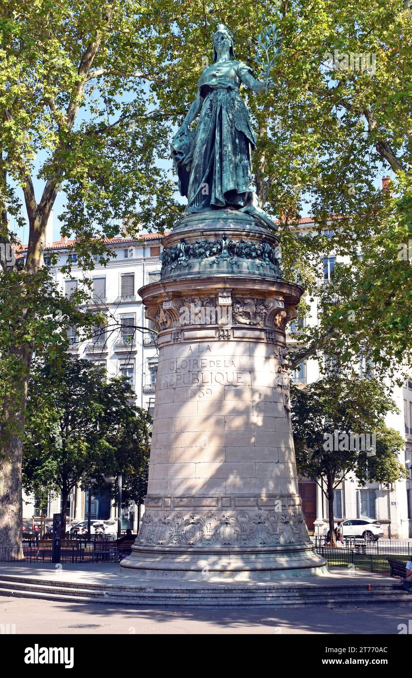 Statue symbolisant la République, construite pour célébrer le ...