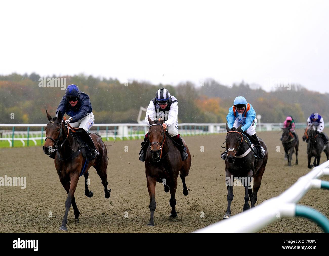 Demandez-lui de sortir avec la jockey Tabitha Worsley (à gauche) pour ...