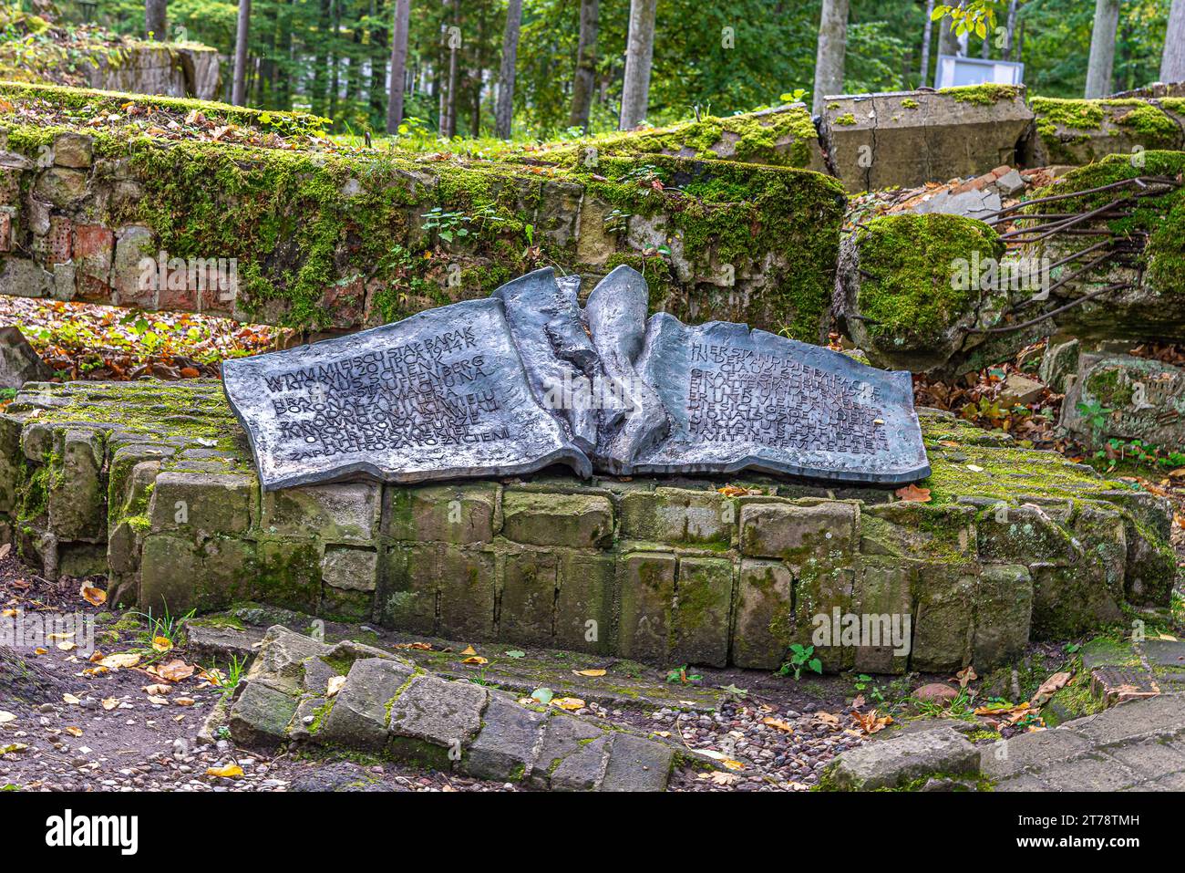 Wolf's Lair est une ville de bunkers entourée de forêts, de lacs et de ...