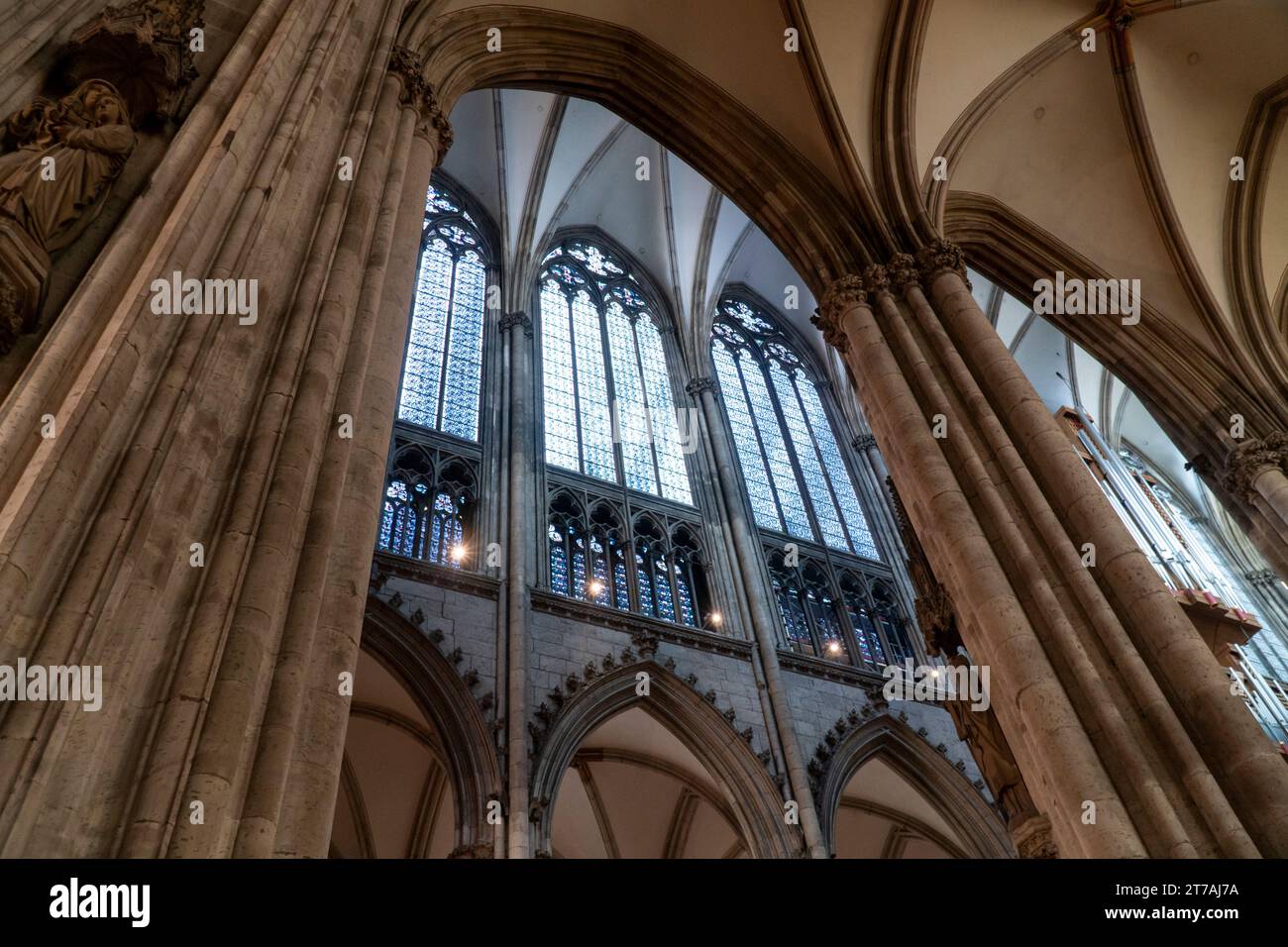 Cathédrale de Cologne intérieur majestueuses voûtes, colonnes et ...