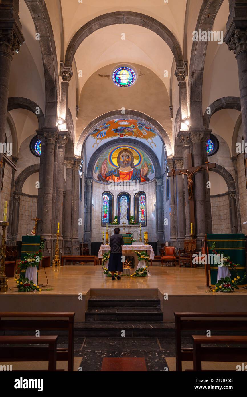 La Salette, France - 1 octobre 2023 : intérieur de la basilique de ...