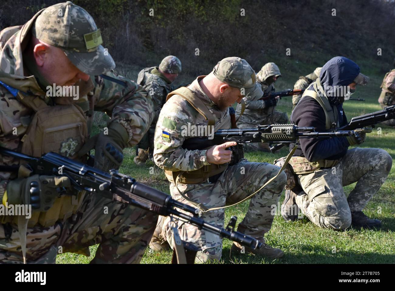 Des fantassins ukrainiens s'entraînent avec un instructeur militaire ...