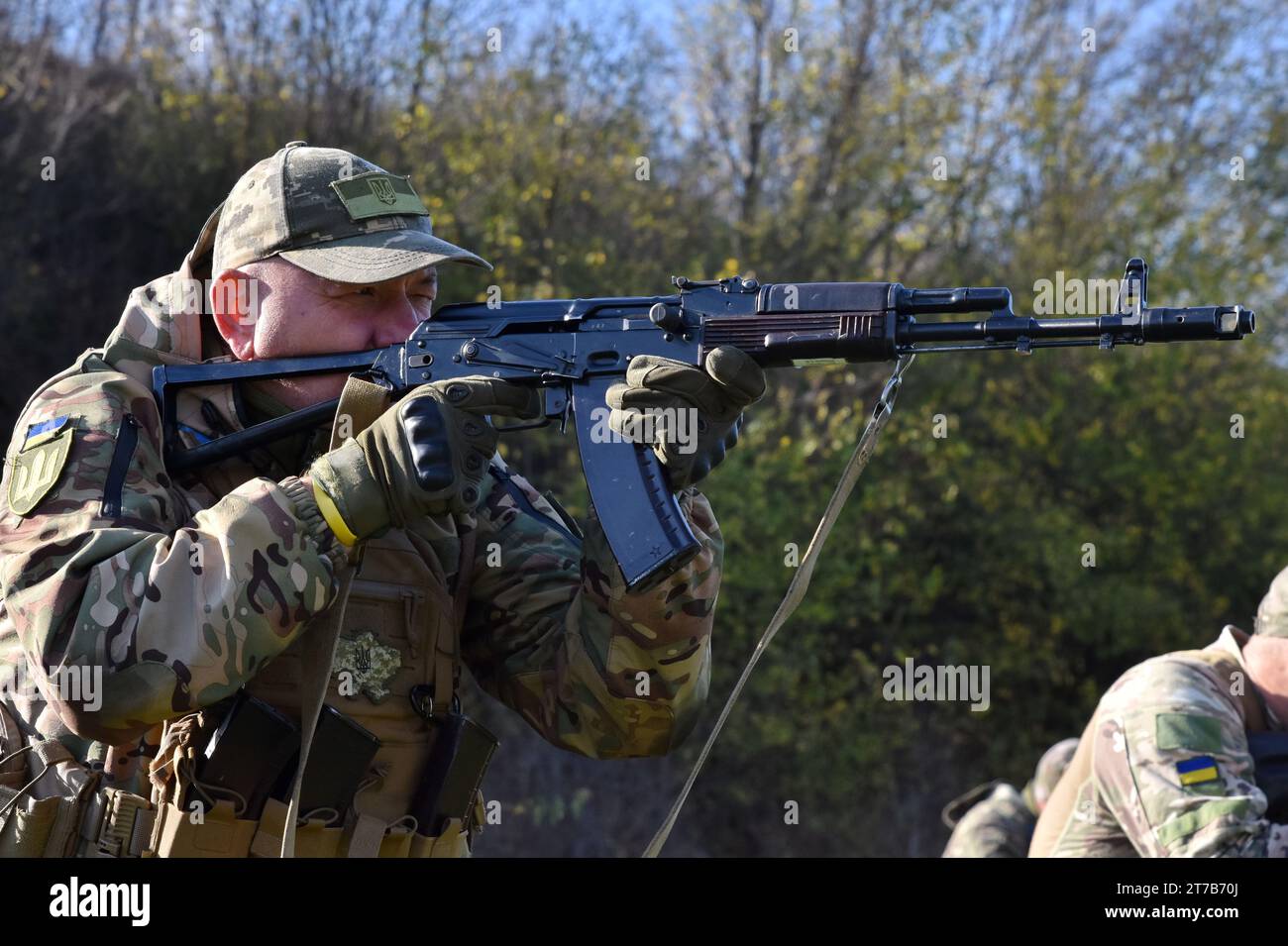 Un fantassin ukrainien s'entraîne avec un instructeur militaire pour ...