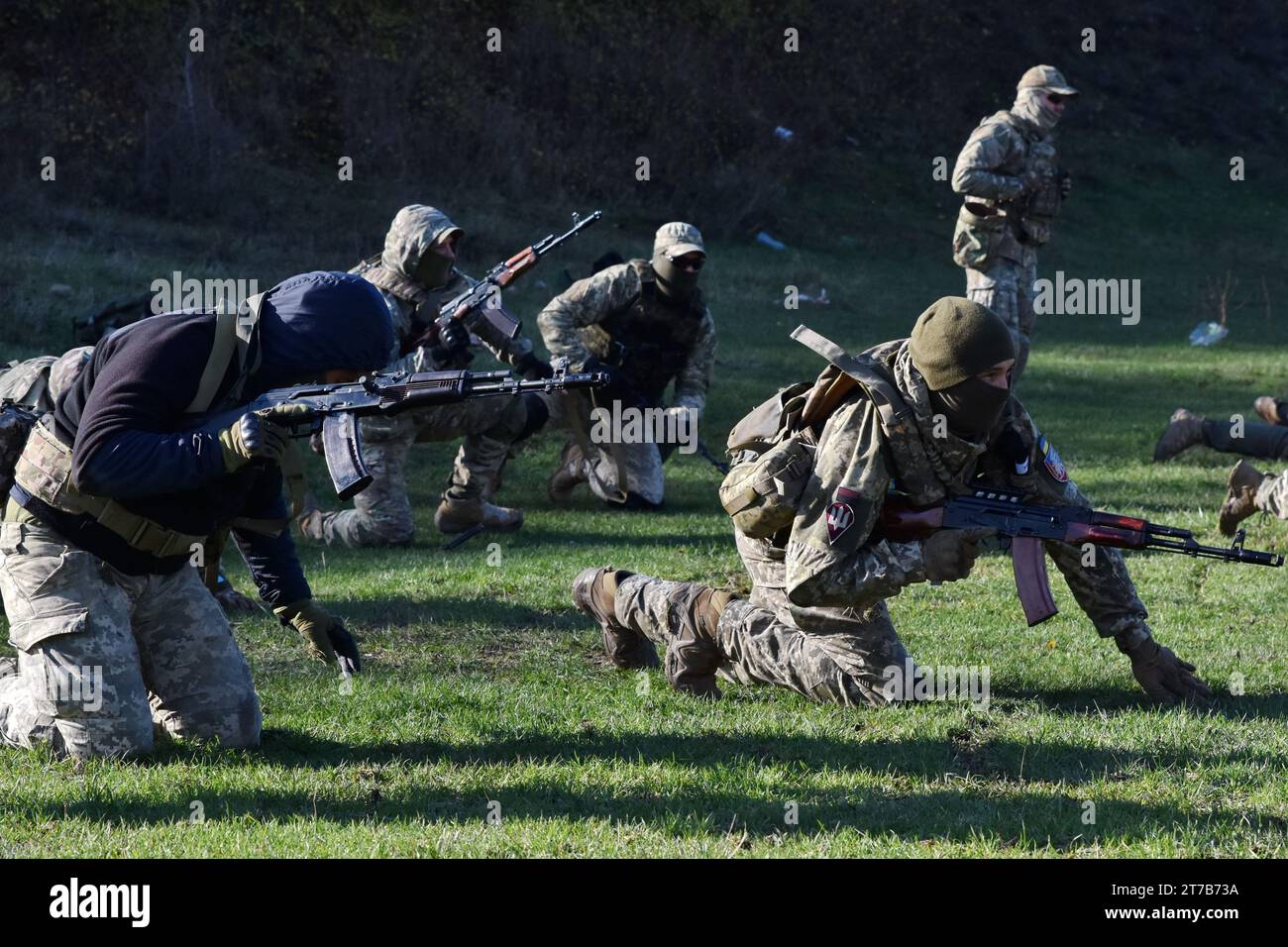 Des fantassins ukrainiens s'entraînent avec un instructeur militaire ...