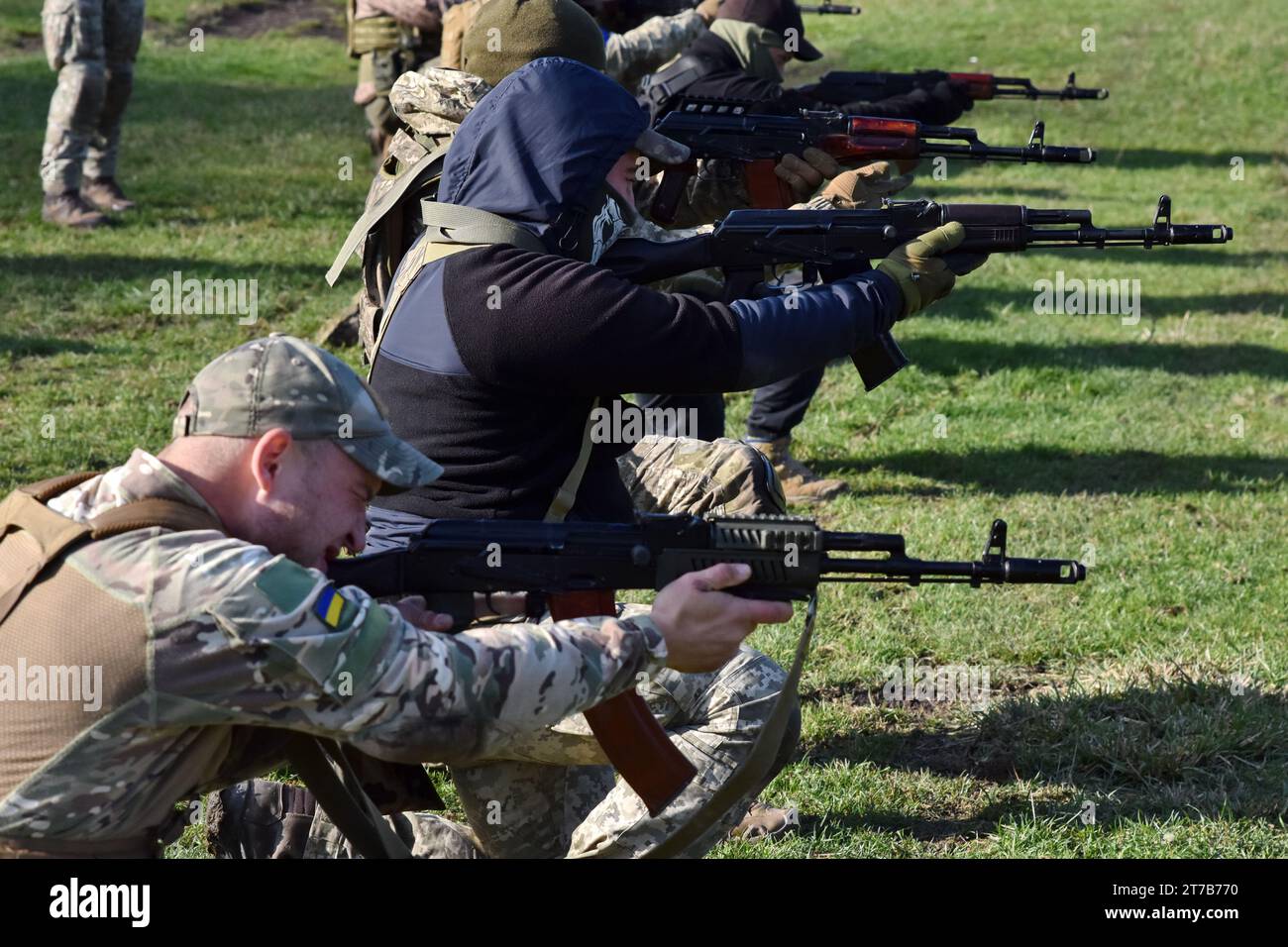 Des fantassins ukrainiens s'entraînent avec un instructeur militaire ...