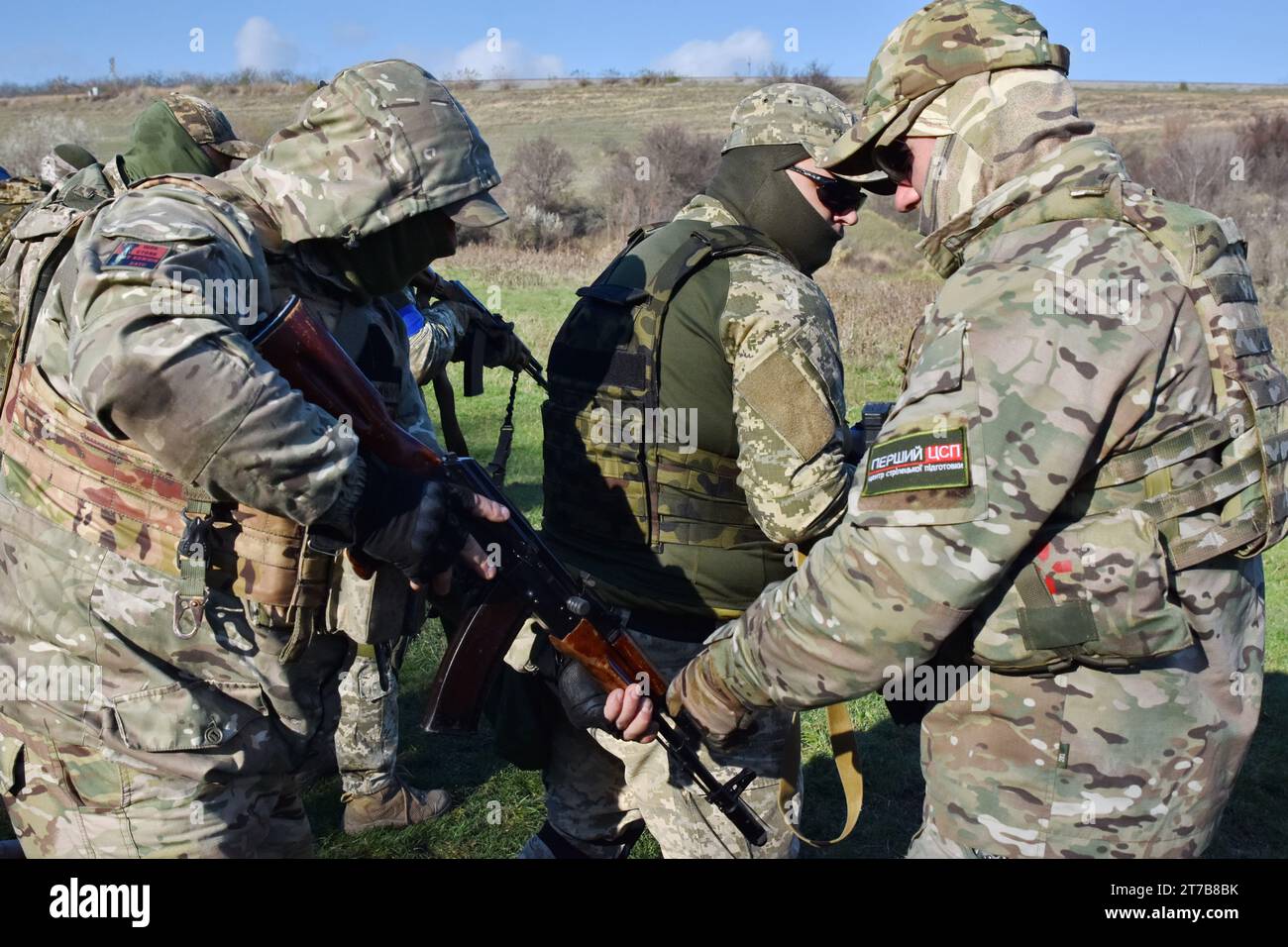 Des fantassins ukrainiens s'entraînent avec un instructeur militaire ...