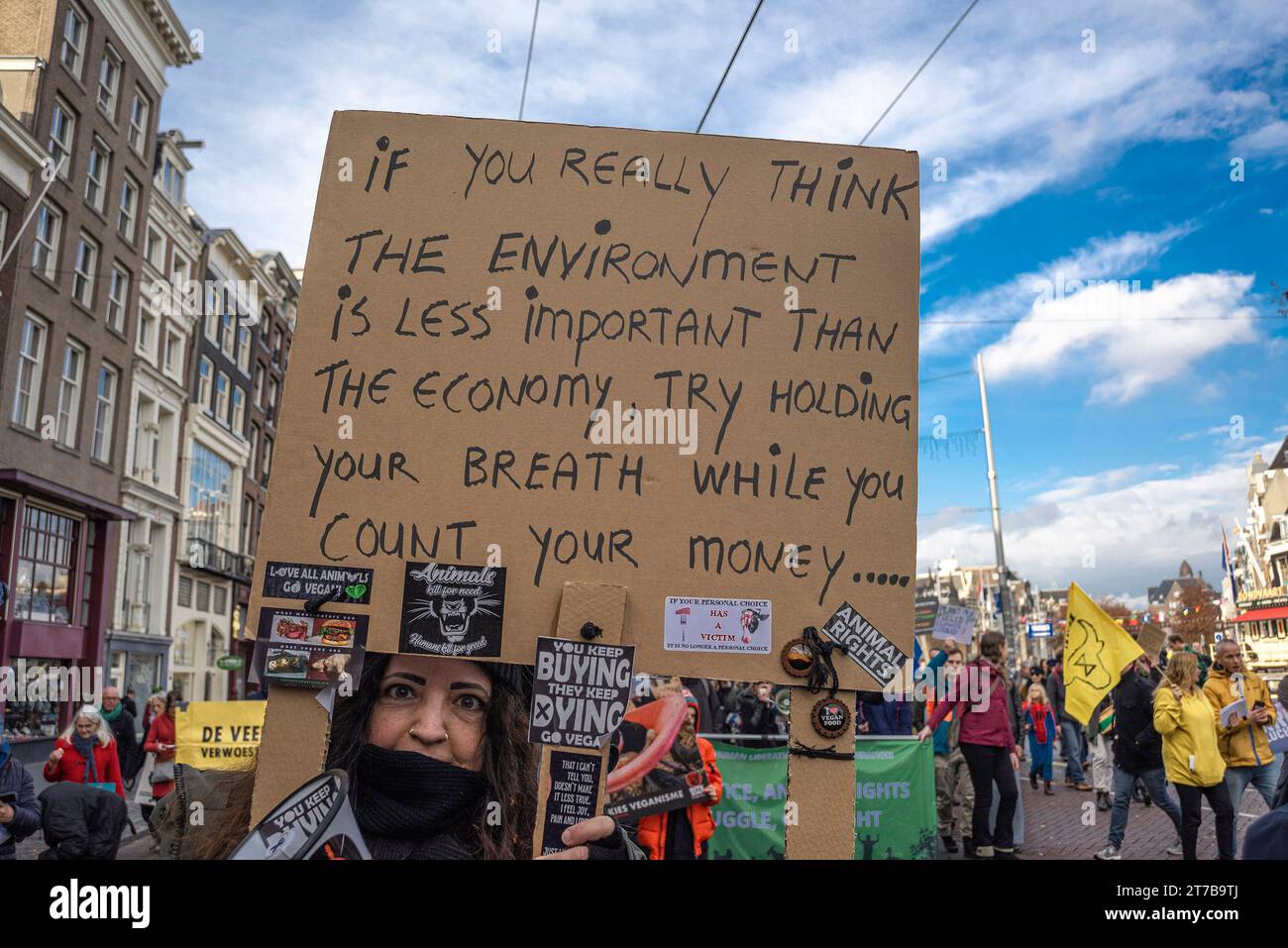 Une manifestante tient une pancarte exprimant son opinion pendant la ...