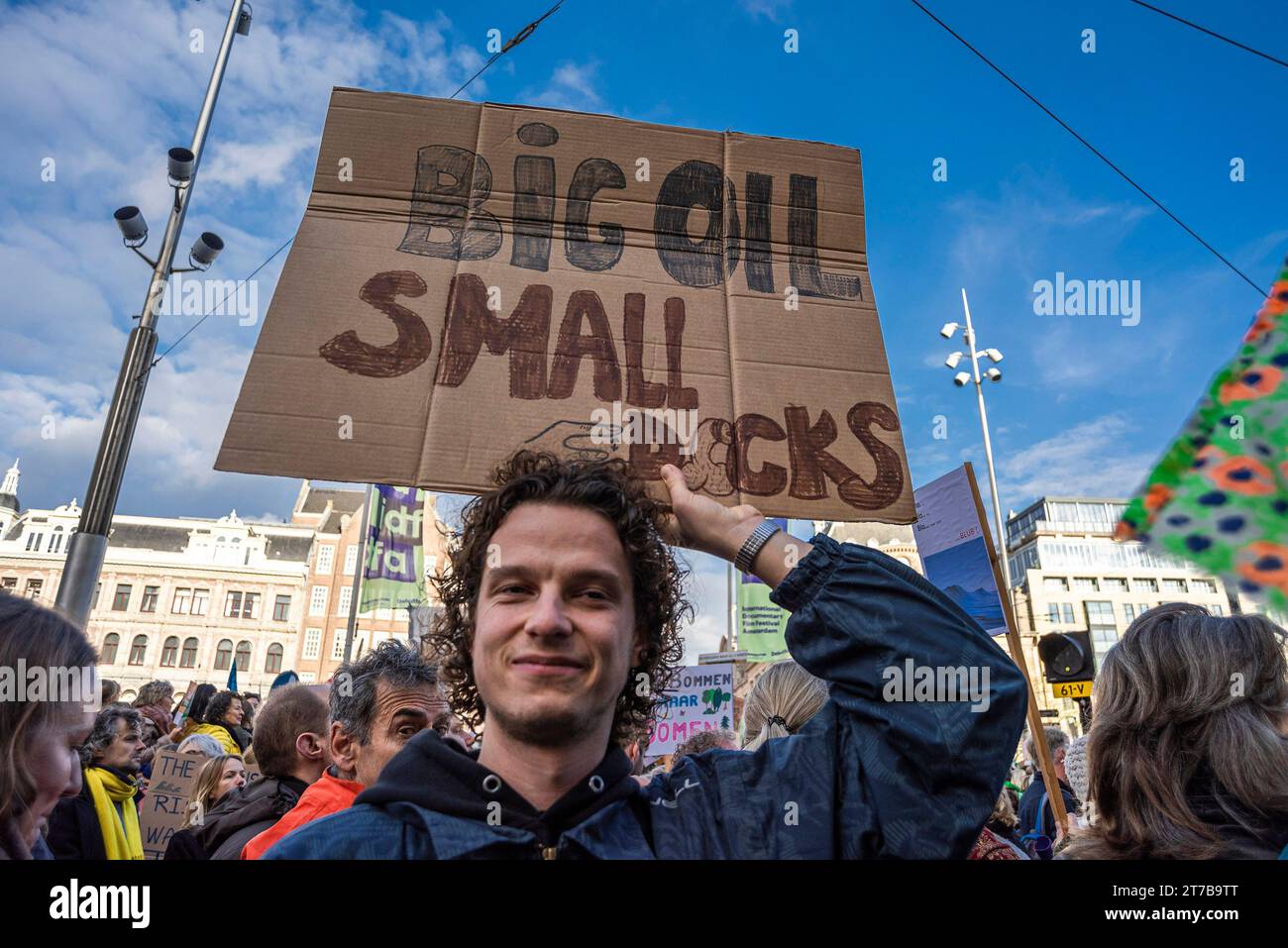 Un manifestant tient une pancarte exprimant son opinion pendant la ...