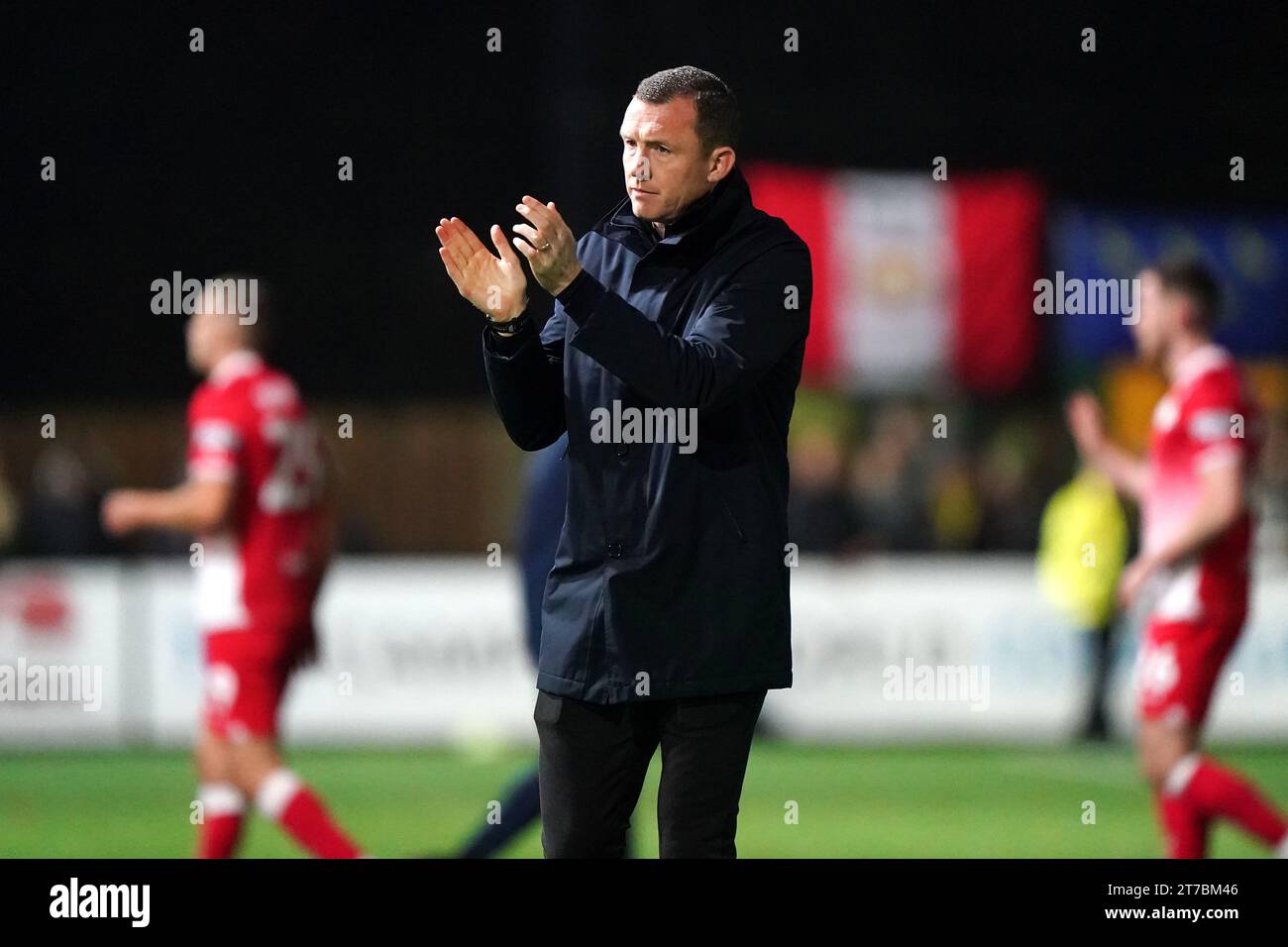 Le Manager de Barnsley, Neill Collins, applaudit les supporters après ...