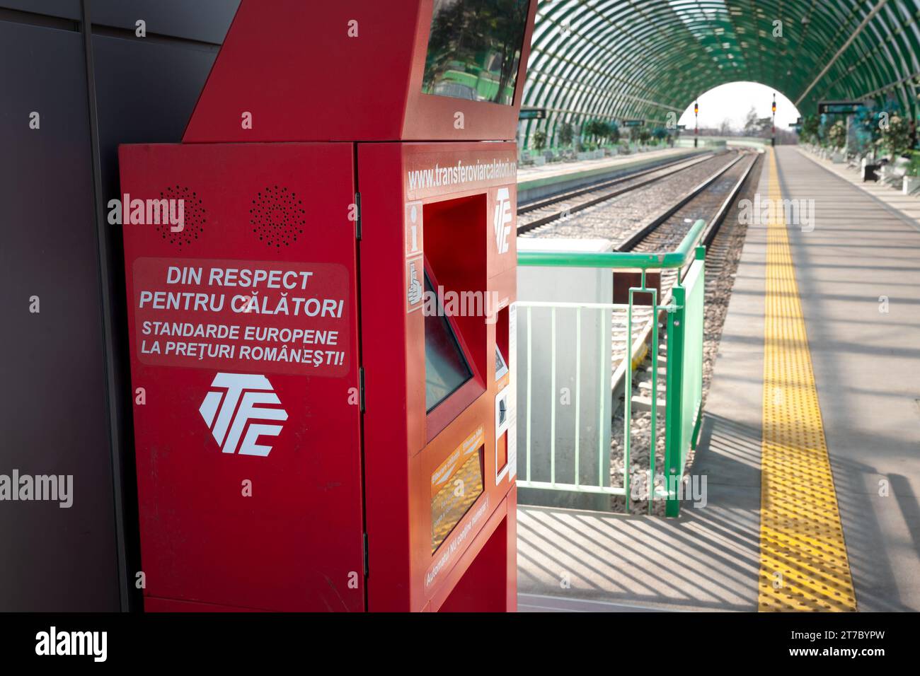 Photo du logo de TFC Roumanie sur un distributeur automatique de billets dans une gare de ...