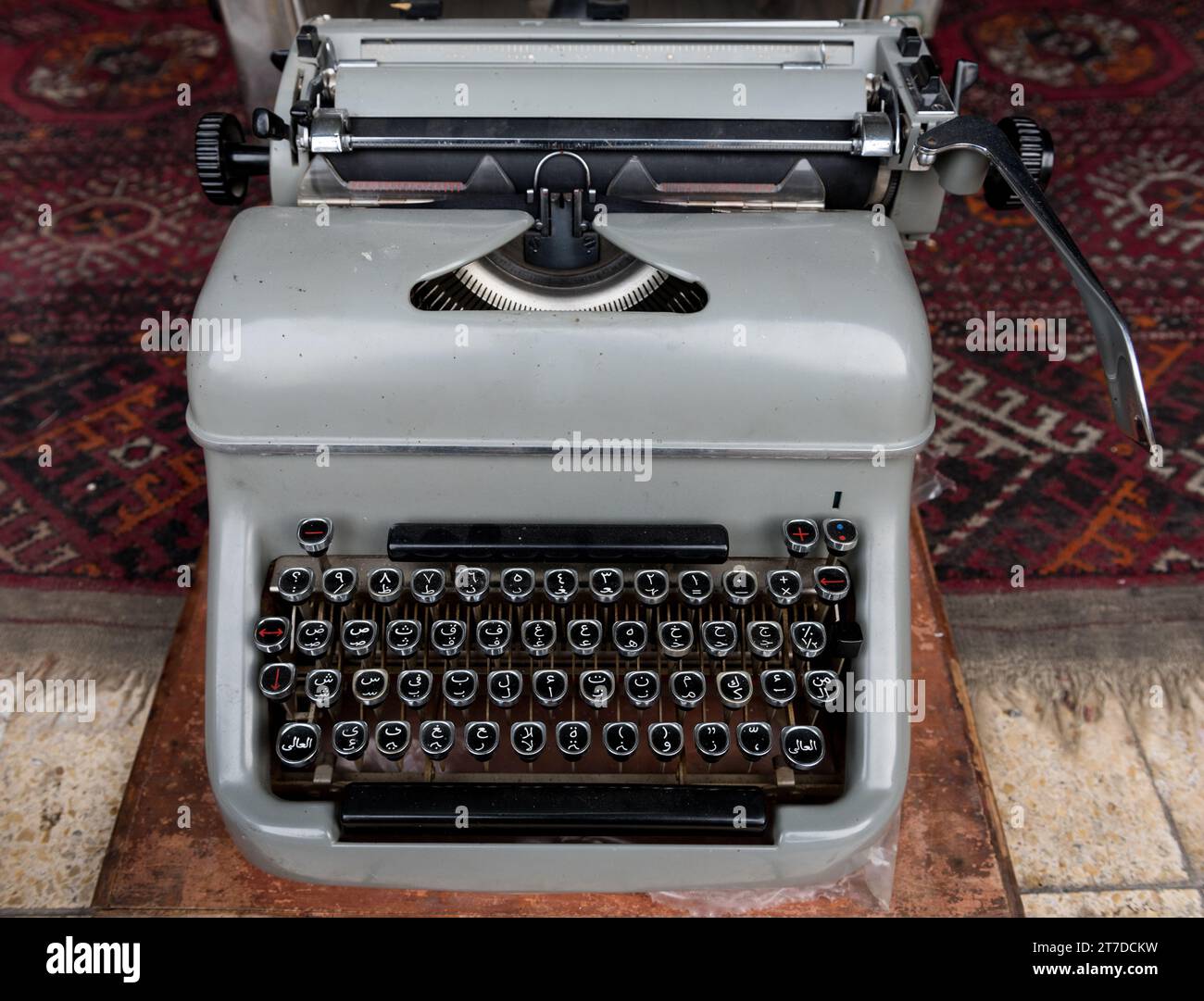 Une machine à écrire manuelle vintage en langue arabe en vente dans un ...