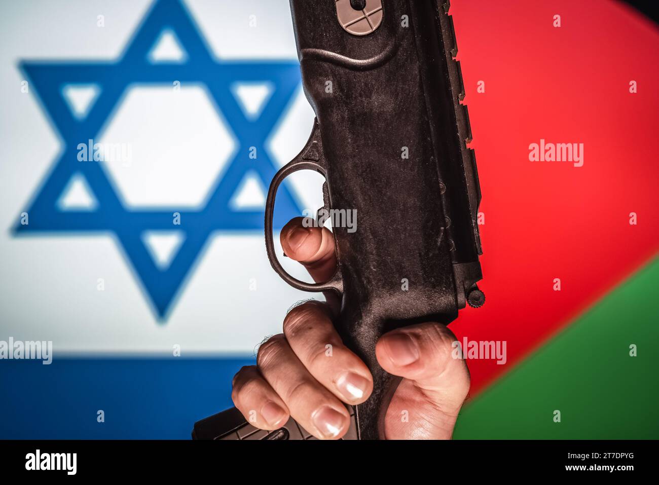 Concept de guerre Israël vs Palestine. L'homme tient une arme à feu ...