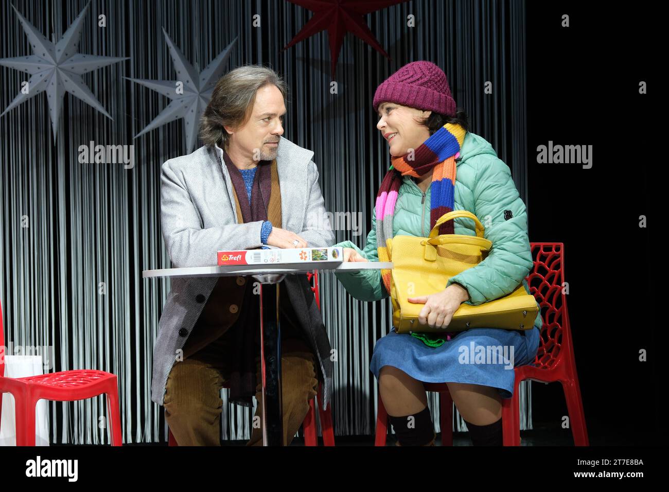 Sebastian Goder und Janina Hartwig spielen im Theaterstück Mein Name ...