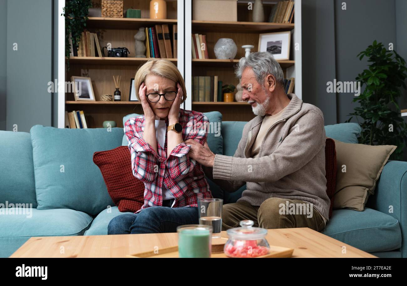 Couple aîné homme âgé, mari prenant soin de réconforter sa femme malade ...