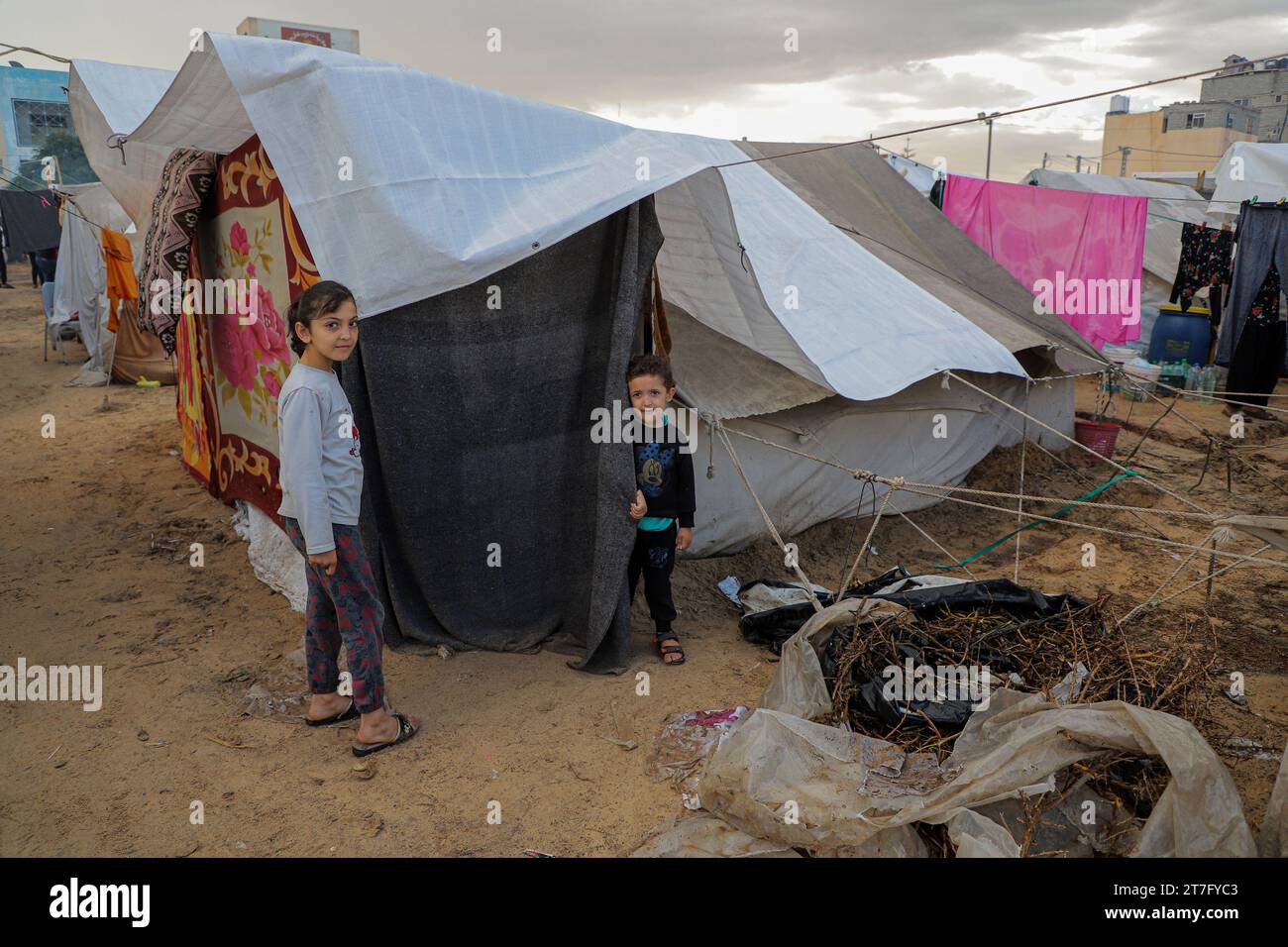 Gaza. 15 novembre 2023. Des enfants déplacés sont vus dans un abri temporaire dans la ville de ...