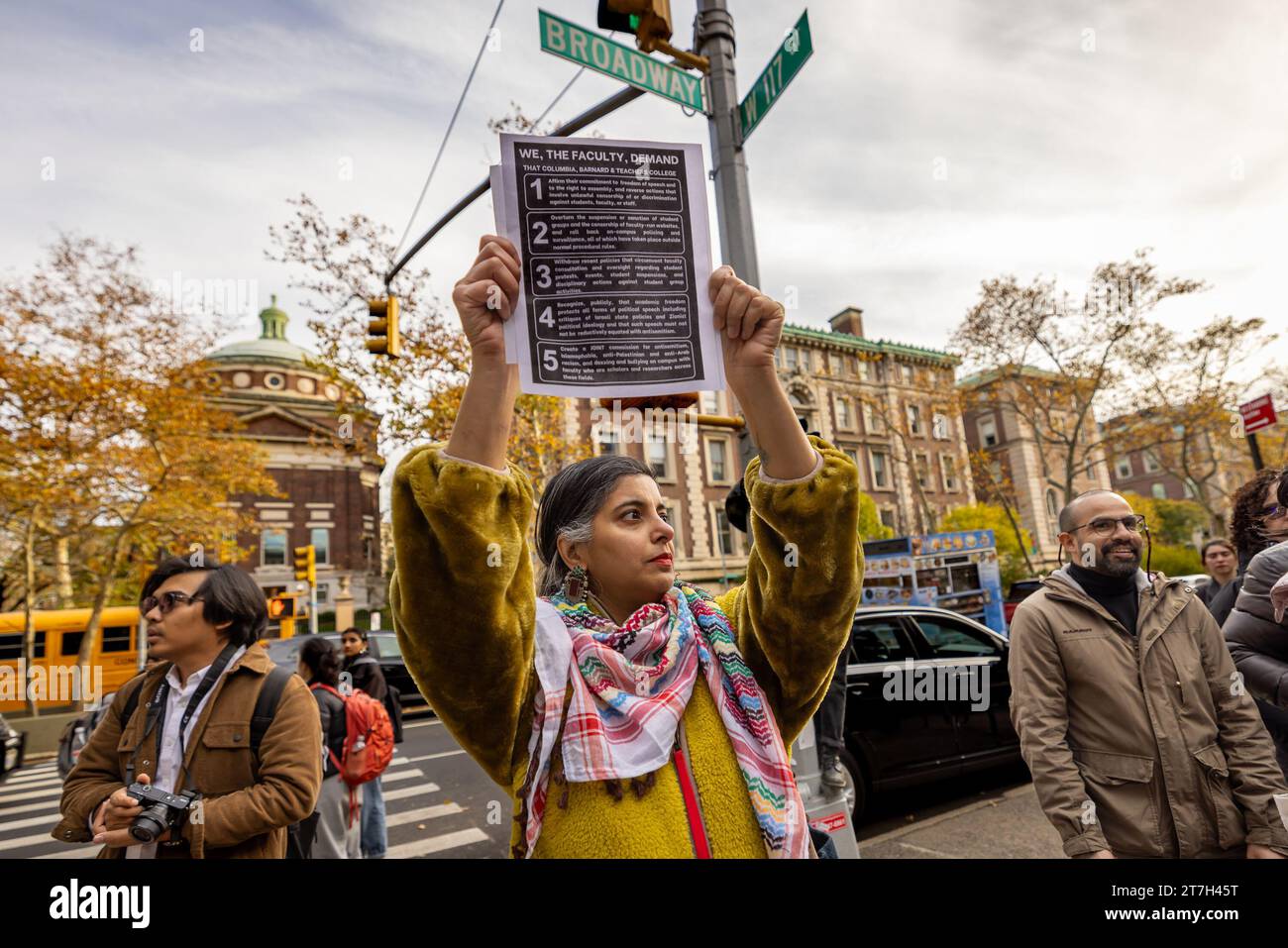 NEW YORK, NEW YORK - NOVEMBRE 15 : un manifestant pro-palestinien se ...