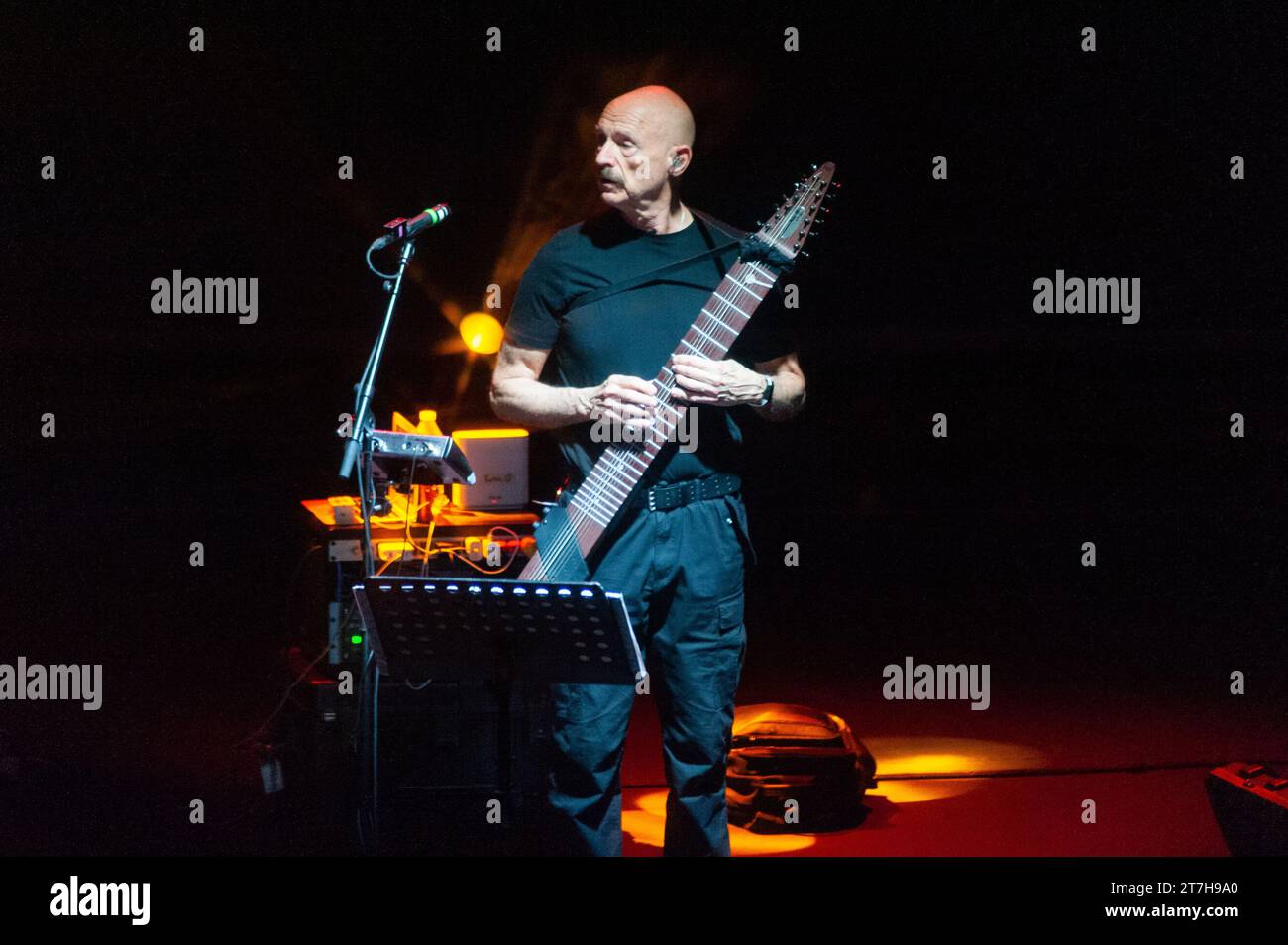 Tony levin Banque de photographies et d’images à haute résolution - Alamy