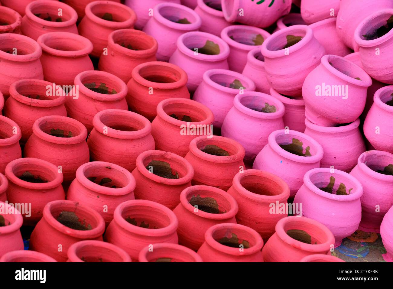 03 novembre 2023, Pune, Inde, un potier applique de la couleur sur des ...