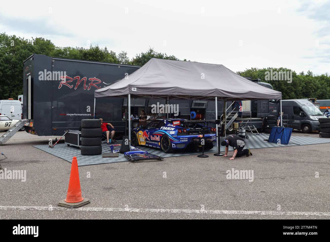 Ferrari team camping-car et garage de fosse à Bernie's V8 & Historic ...