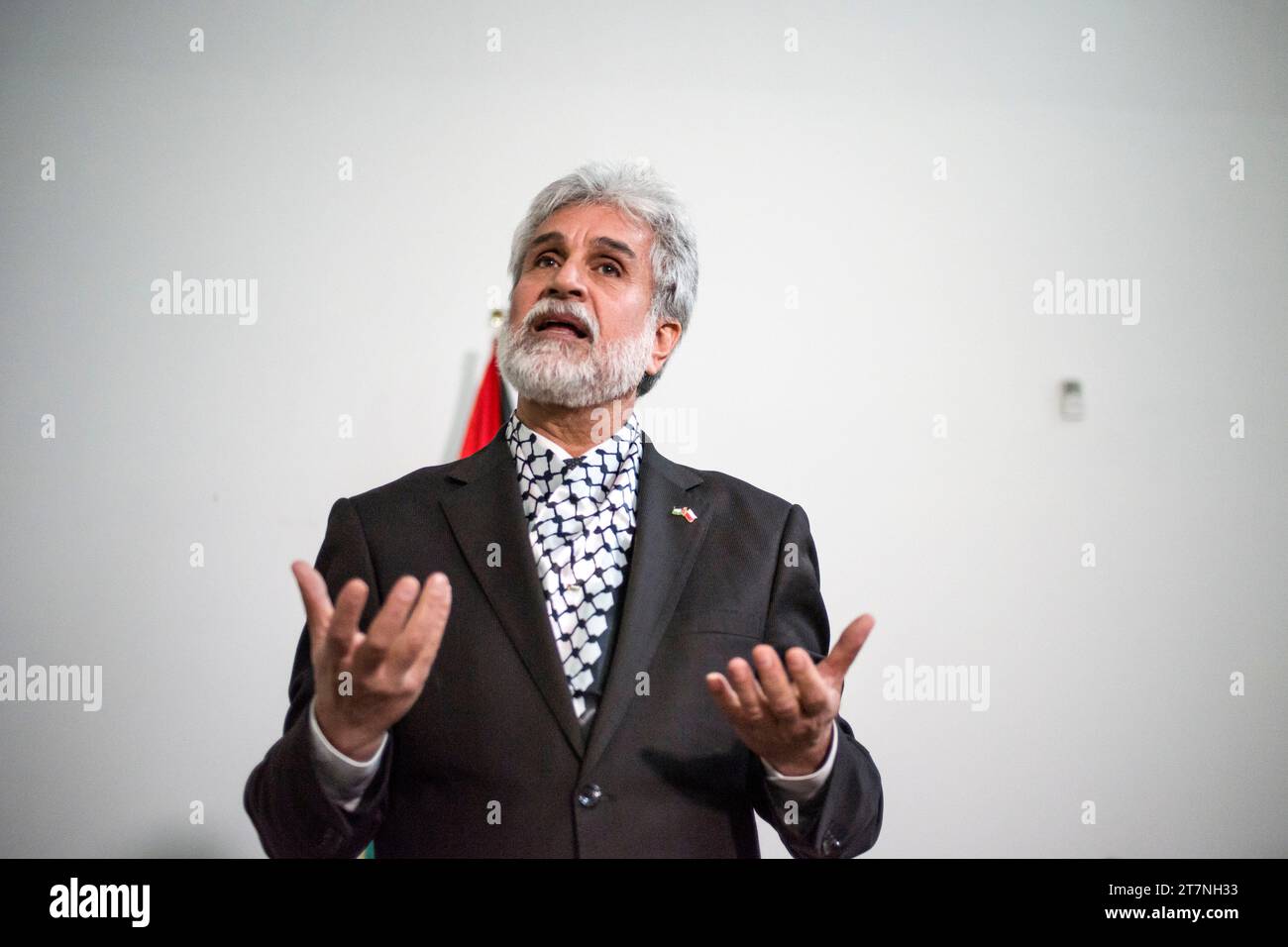 Mahmoud Khalifa, ambassadeur palestinien en Pologne, prend la parole ...