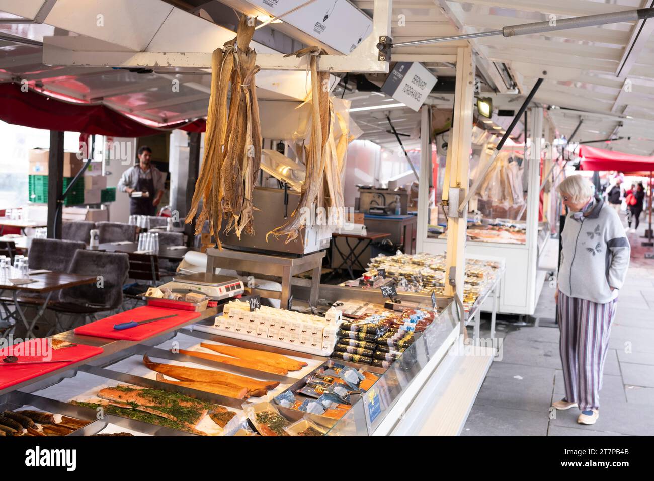 Femme vend du poisson debout Banque de photographies et d’images à ...