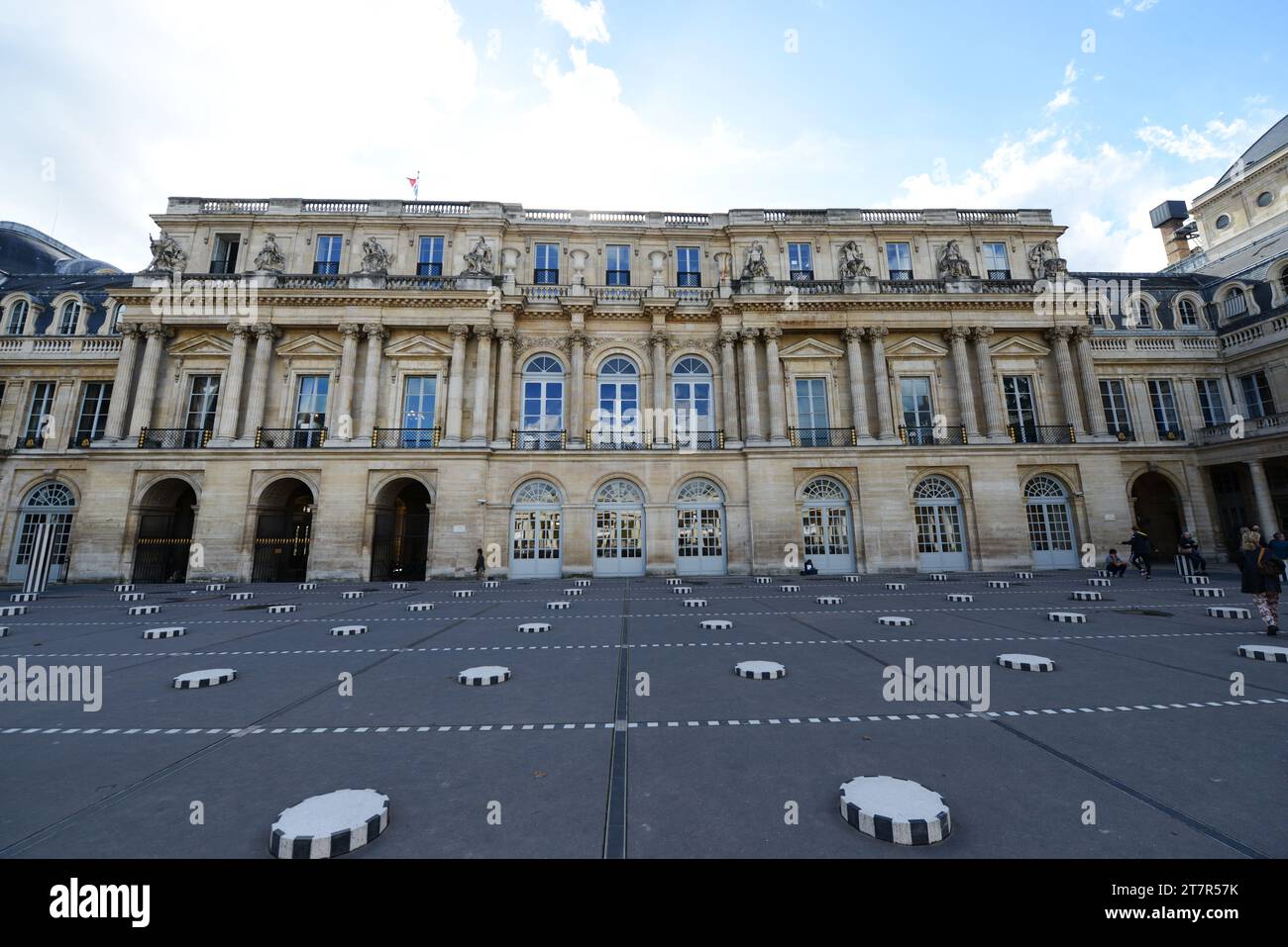 Le domaine National du Palais-Royal est un palais et des jardins avec ...