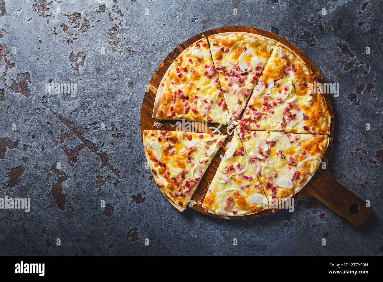 Tarte flambee traditionnelle française avec fromage à la crème, bacon ...