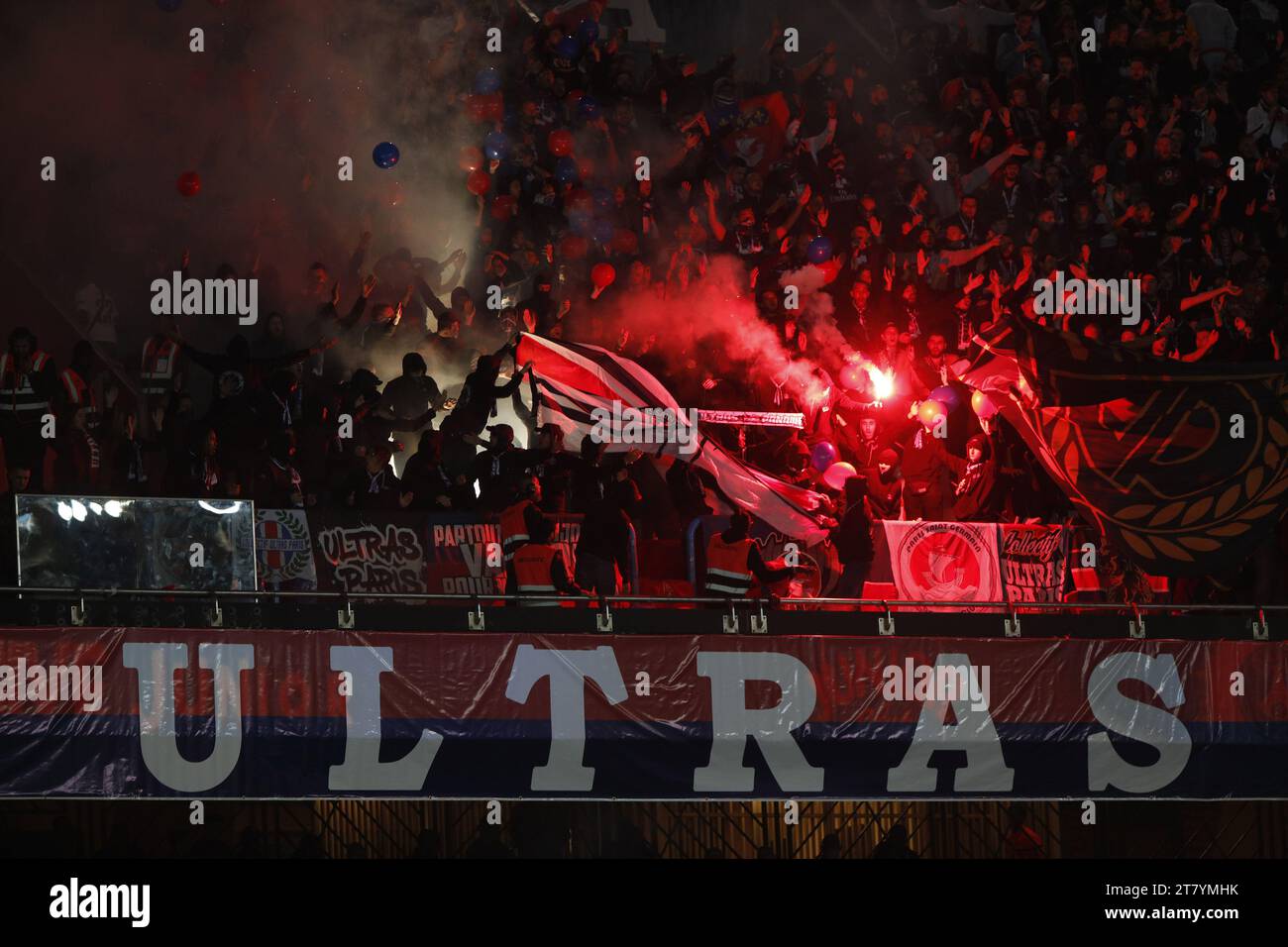 Groupe Ultras, fans du PSG lors du match de championnat de France L1 ...