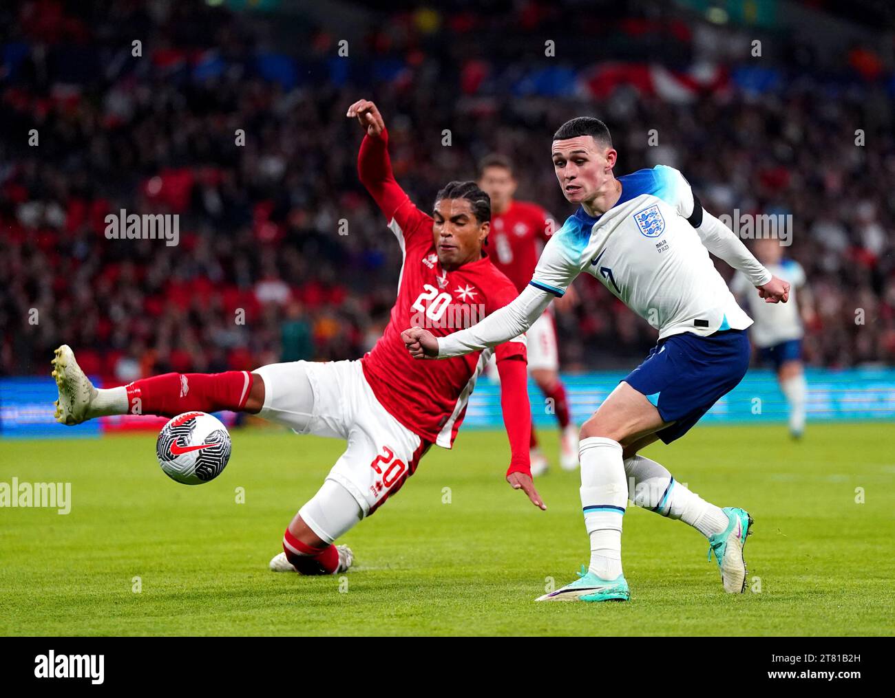 L'Anglais Phil Foden (à droite) et le Maltais Yannick Yankam s ...